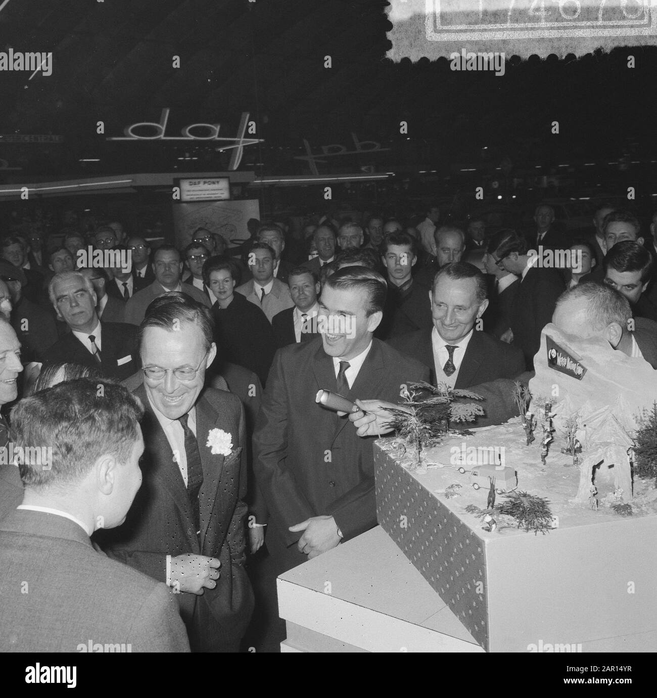 Prince Bernhard at the RAI, the Prince at the Ford stand Date: 24 ...