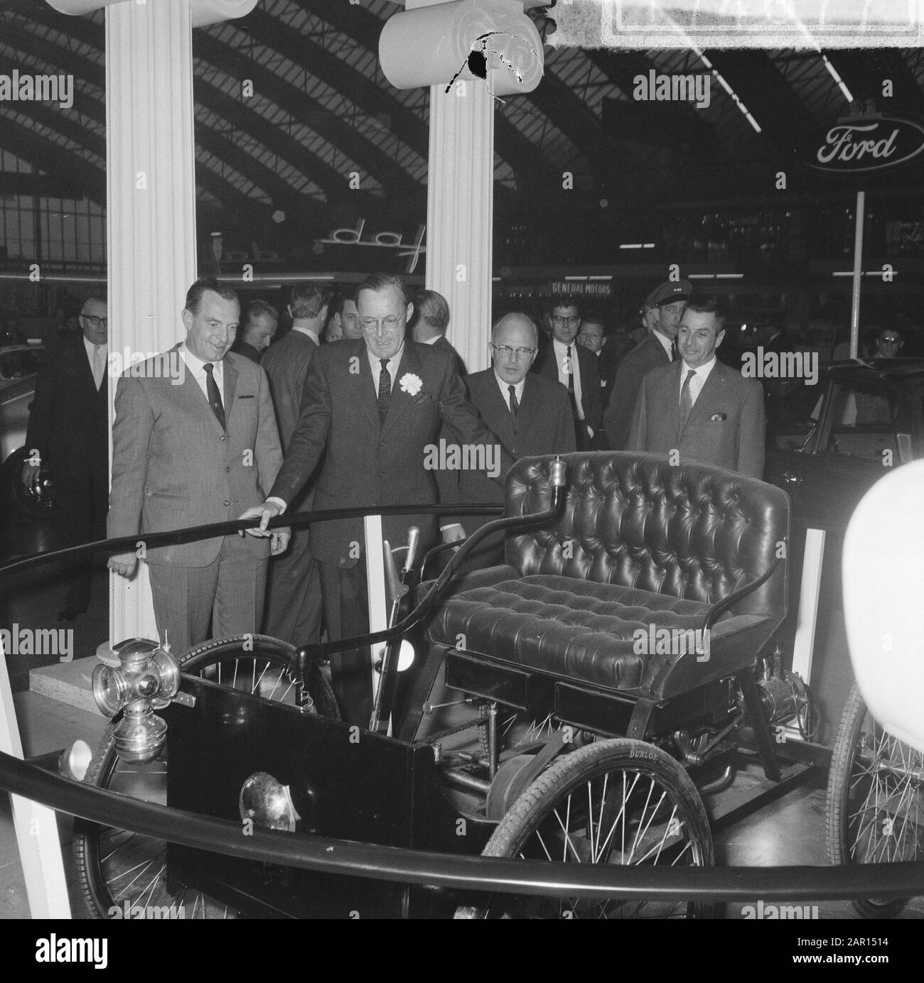Prince Bernhard at the RAI, the Prince at the Ford stand Date: 24 ...