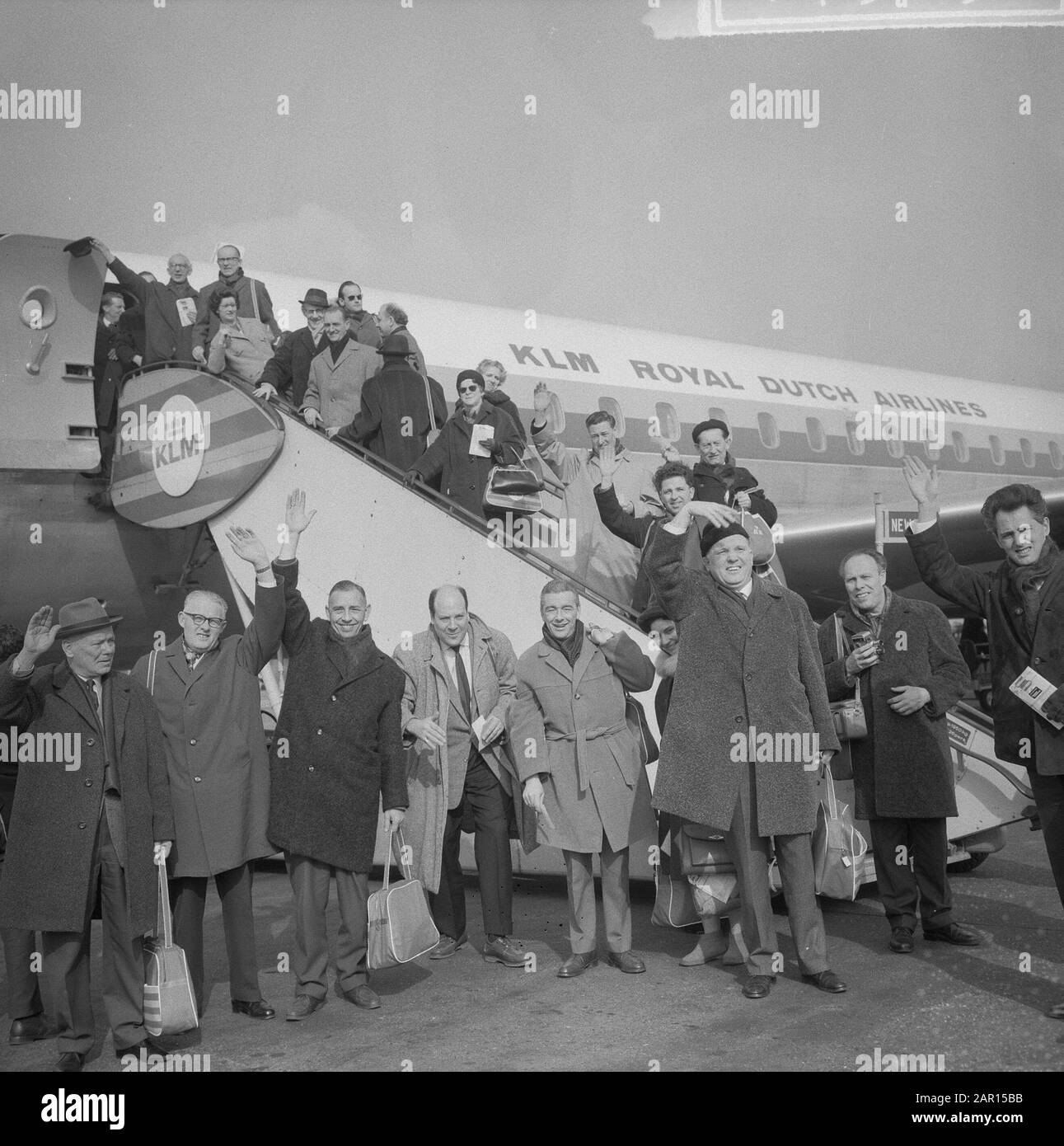 Orchestra members leave hi-res stock photography and images - Alamy