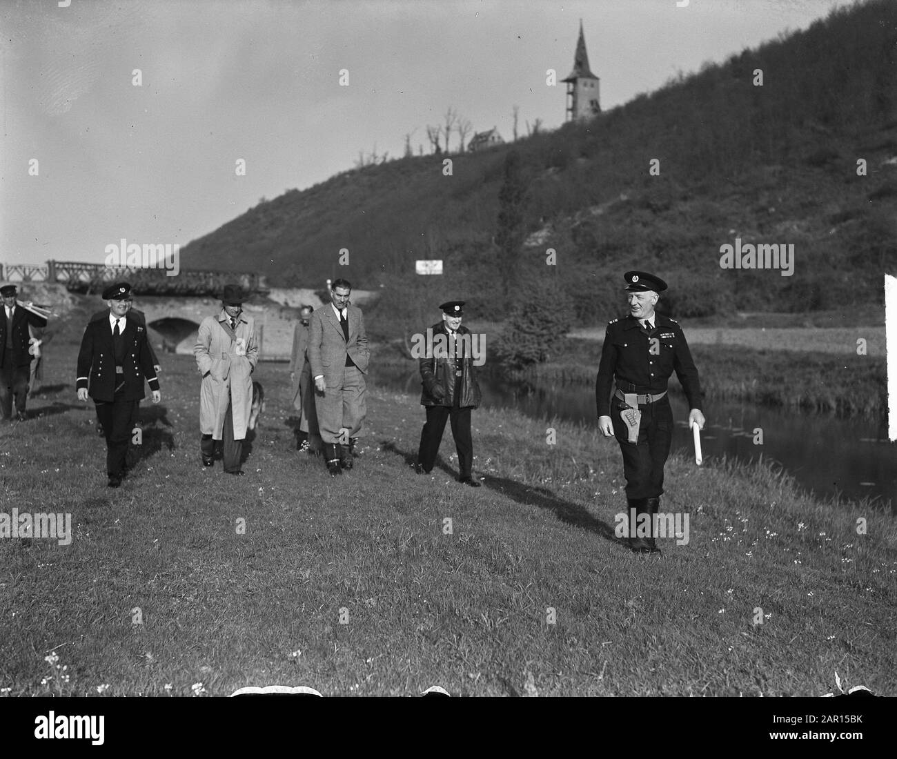 Border Correction Elten (near Lobith) Rijkswaterstaat officiaar langs ...