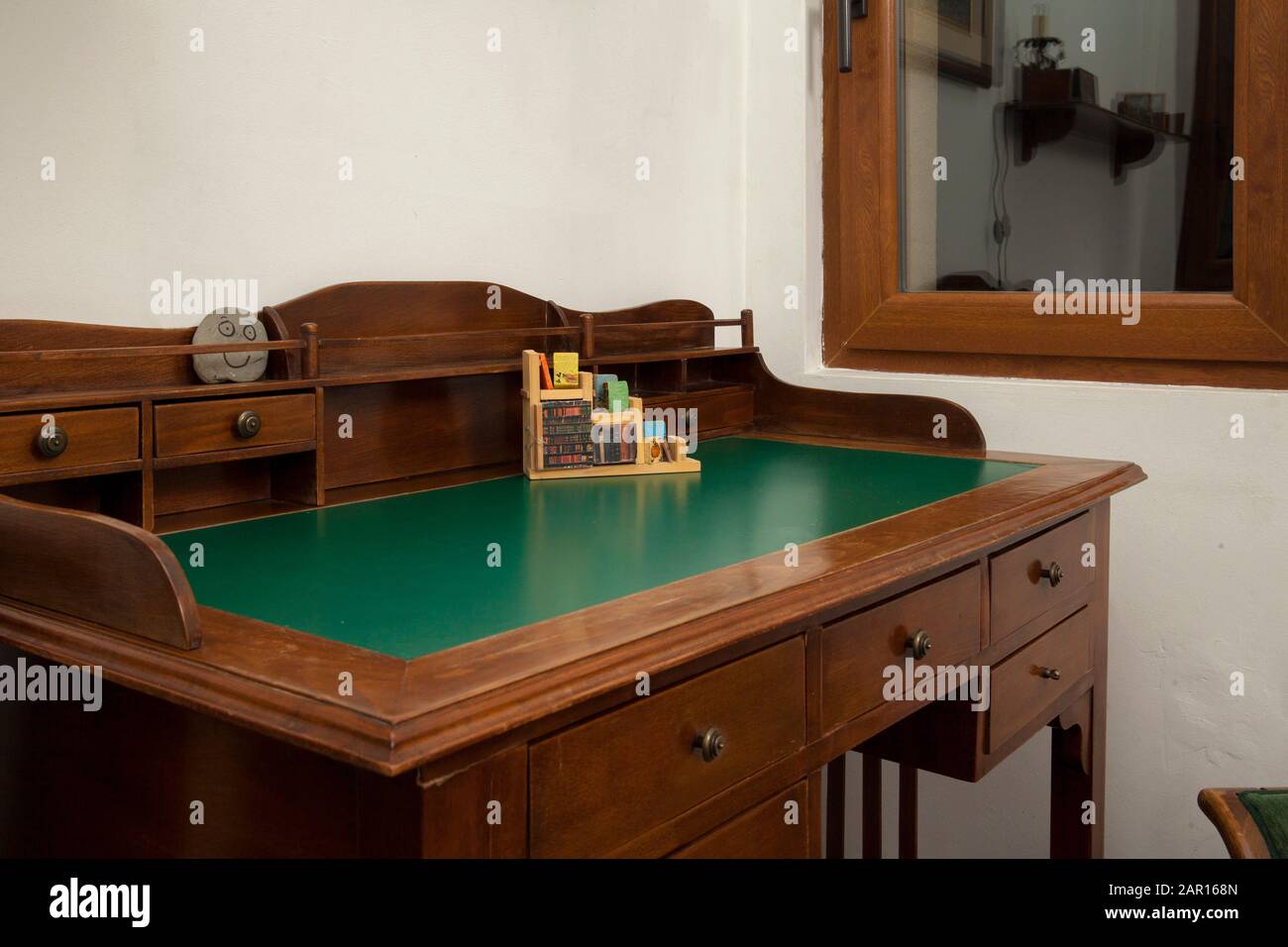 vintage work table, close up Stock Photo - Alamy