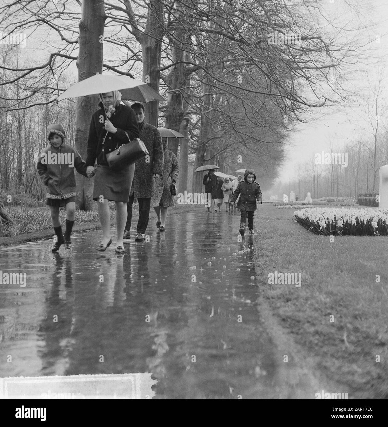 Easter 1965, tourists at Keukenhof with umbrella armed Date: April 18 ...