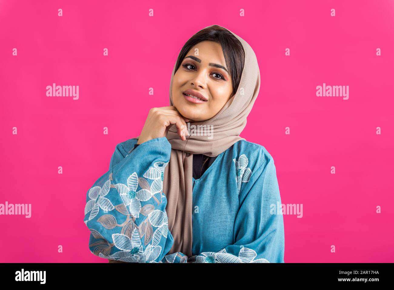 Middle eastern woman with traditional emirates dresses posing in a ...