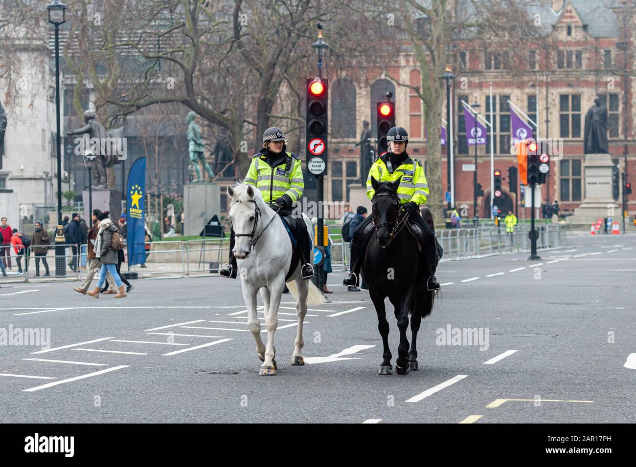 Police woman riding horse hi-res stock photography and images - Alamy