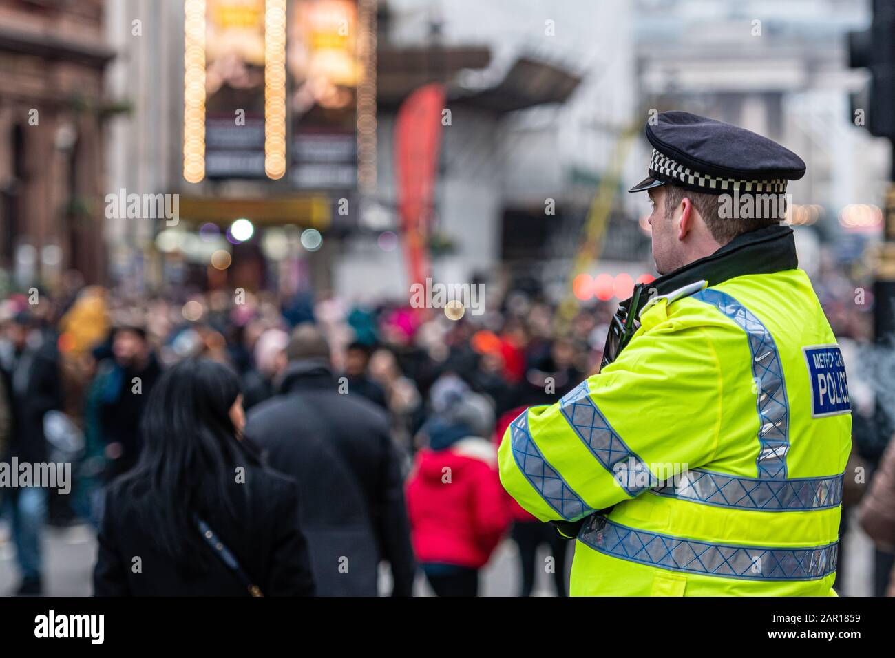 Policeman crowd uk hi-res stock photography and images - Alamy