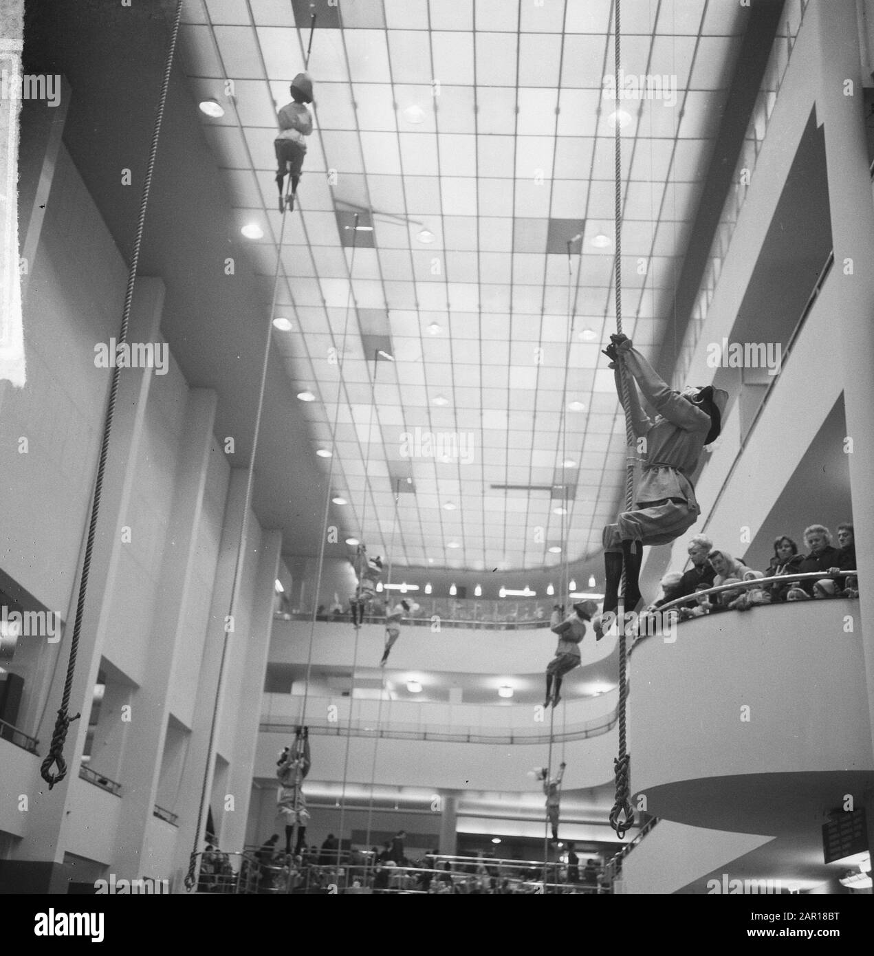 St. Nicholas time, window window Beehive with Zwarte Pieten Date: 26 ...