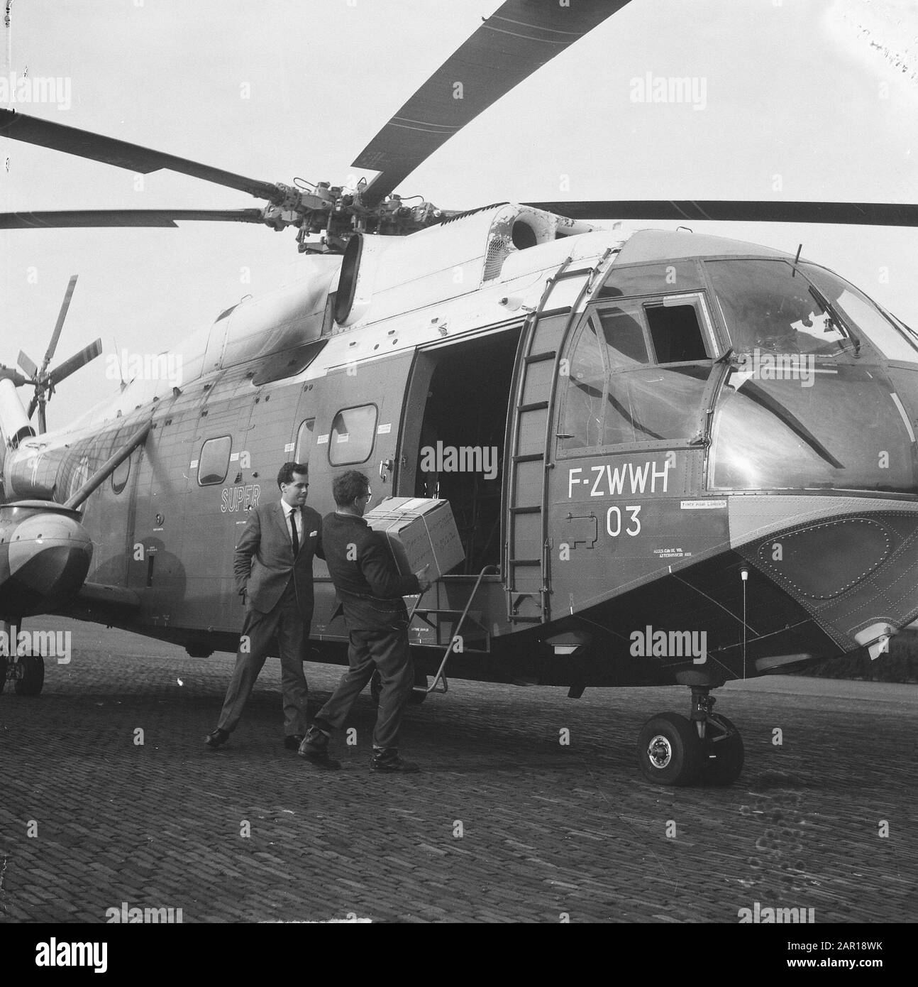 Cargo helicopter Black and White Stock Photos & Images - Alamy