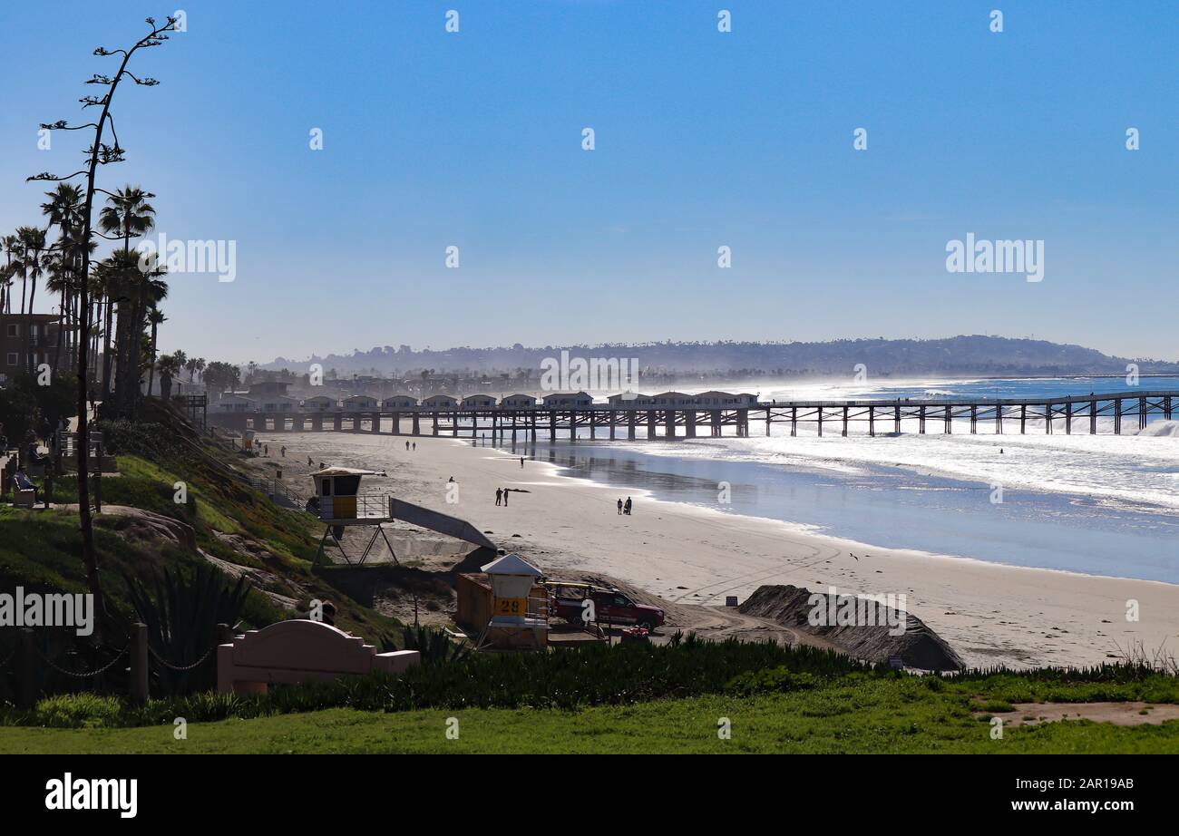 Empty beach pier bluff hi-res stock photography and images - Alamy