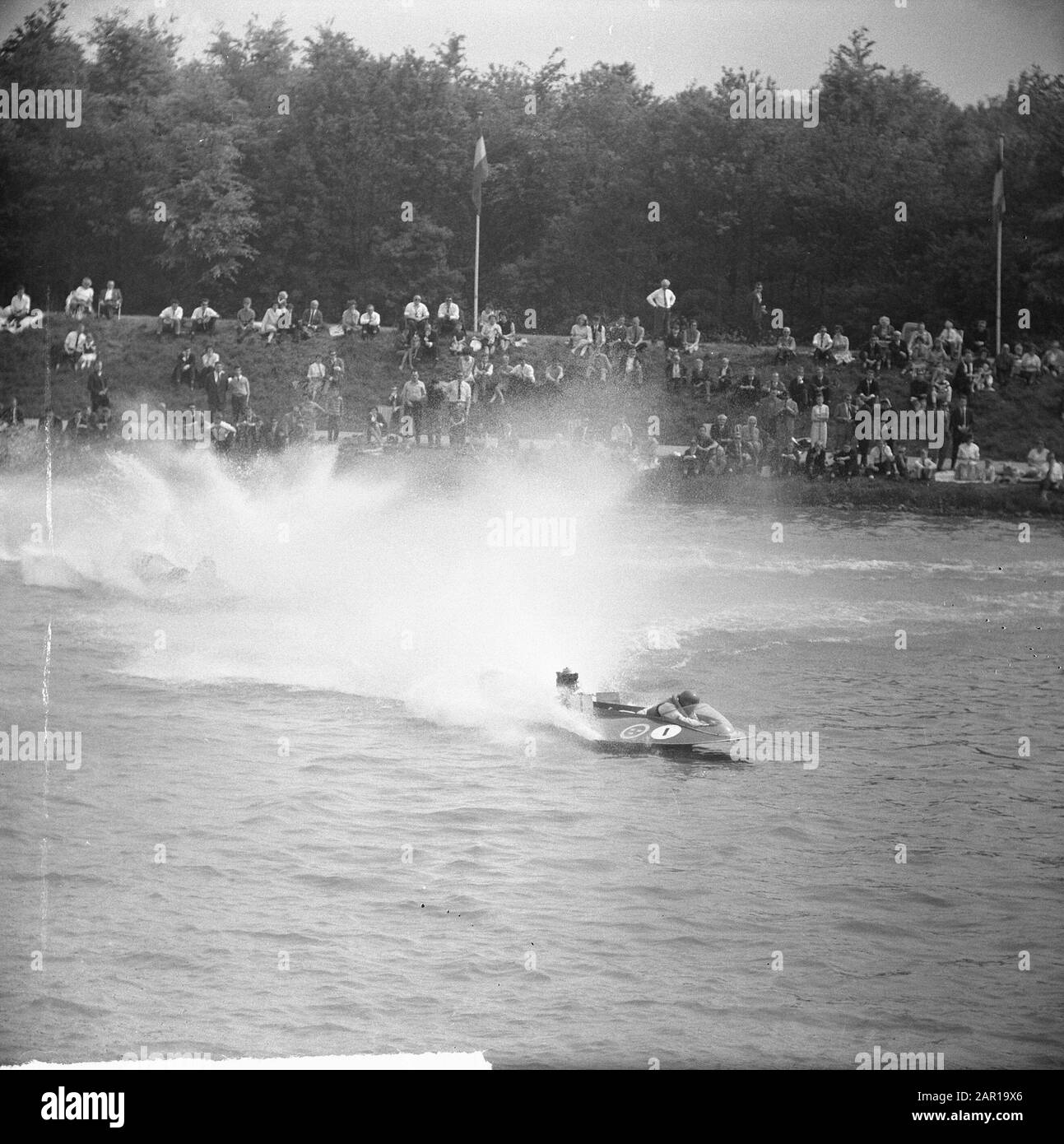 International speedboat races on the Bosbaan, the speedboats in the ...