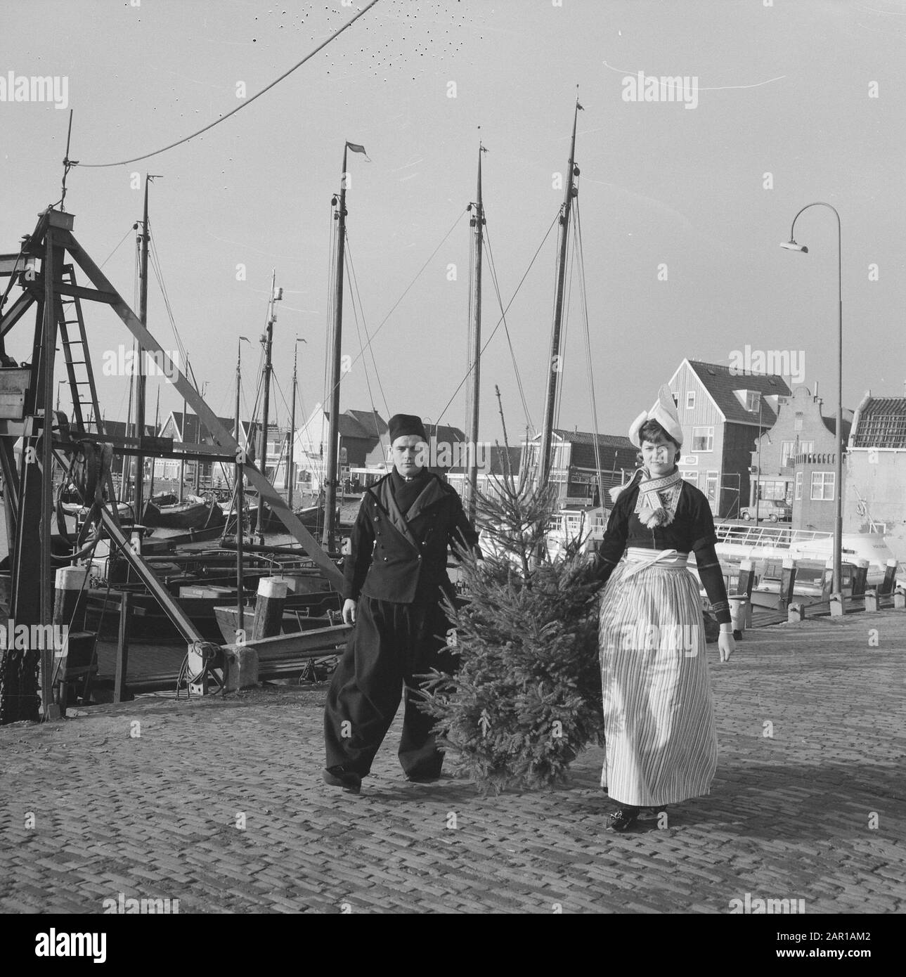 Volendammers get their Christmas tree at home Date: 21 December 1964 ...