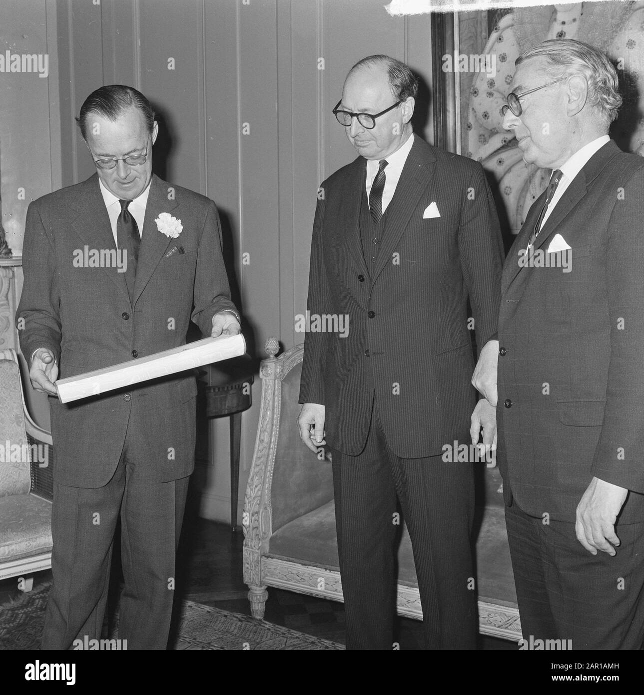 Prince Bernhard honorary air marshal RAF, v.l.n.r. Prince Bernhard, Sir ...