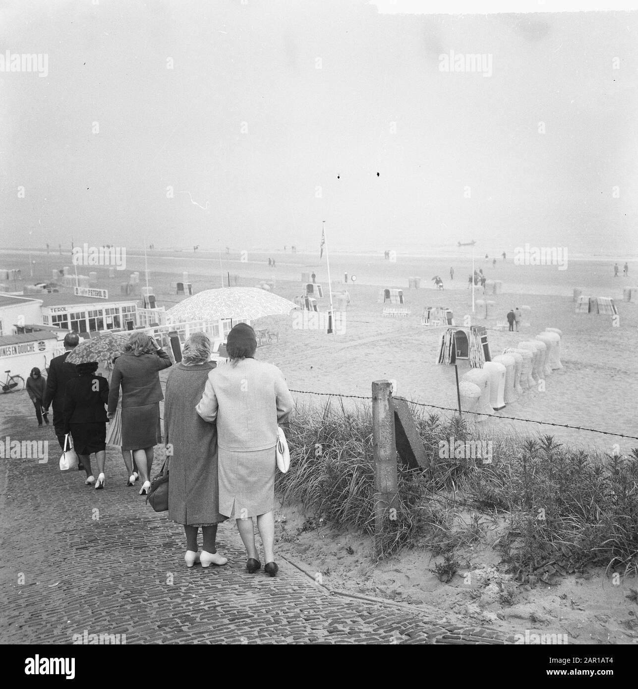 Bad weather with Pentecost, umbrella at the beach Date: June 5, 1965 ...