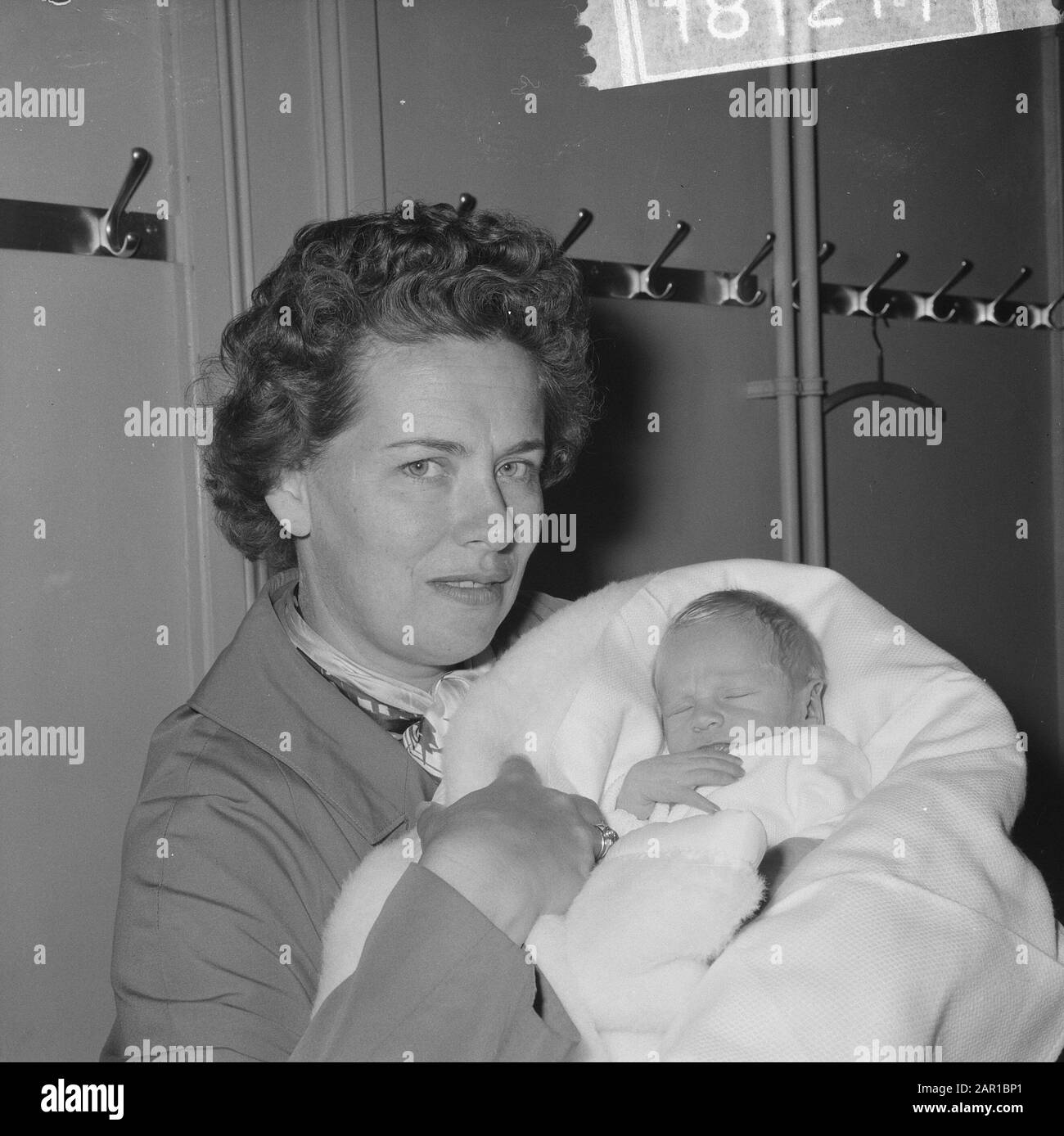Mrs van Someren Downer with baby Date: August 30, 1965 Keywords: babys ...