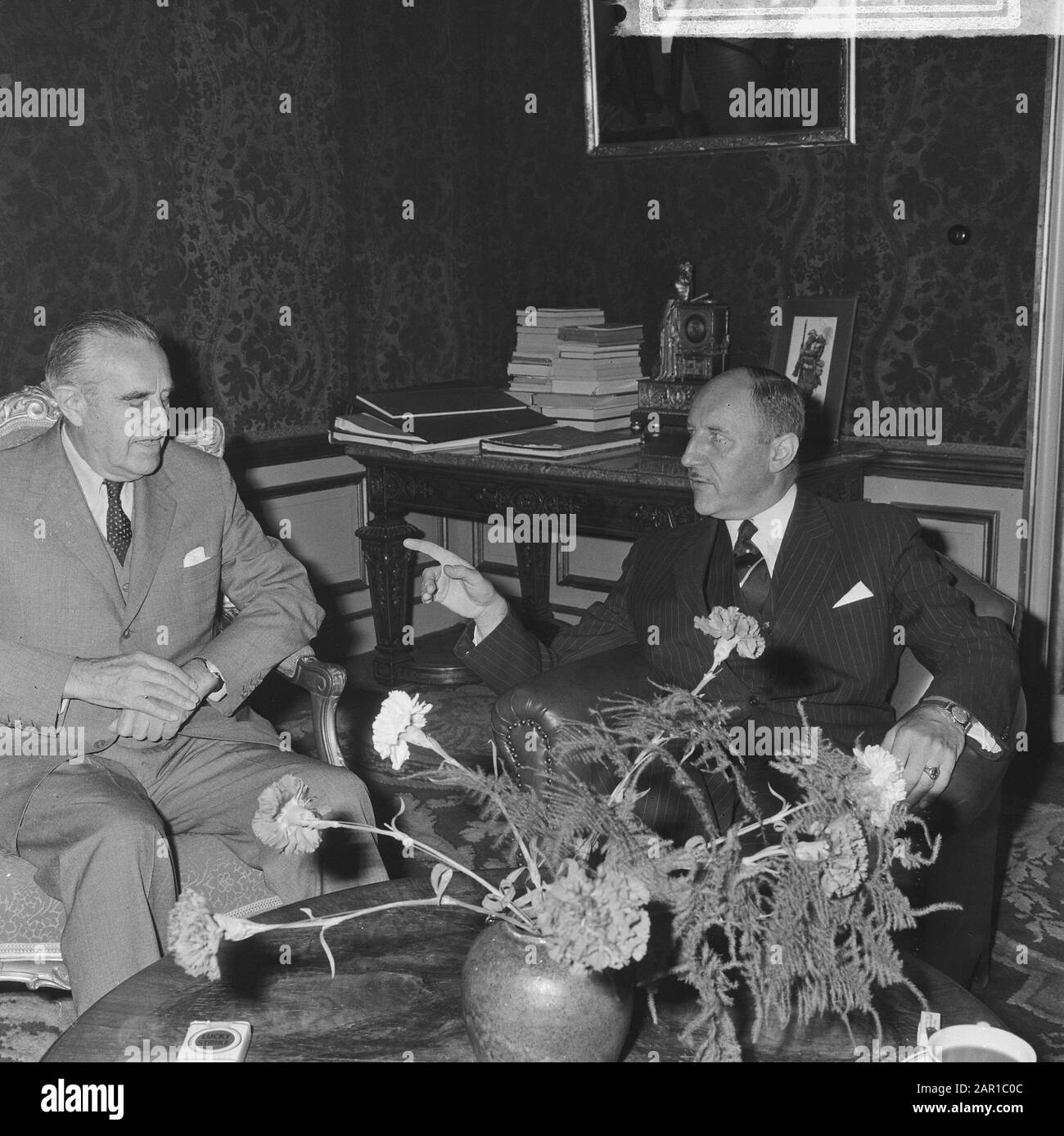 Minister Luns, Averill Hariman (Left) received at his department Date ...