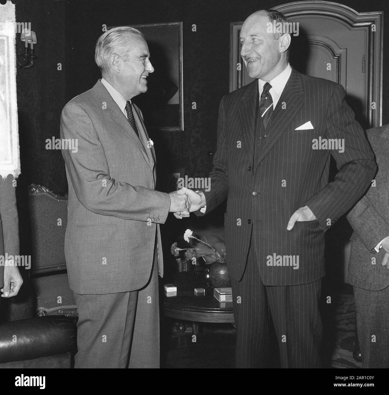 Minister Luns, Averill Hariman (Left) received at his department Date ...