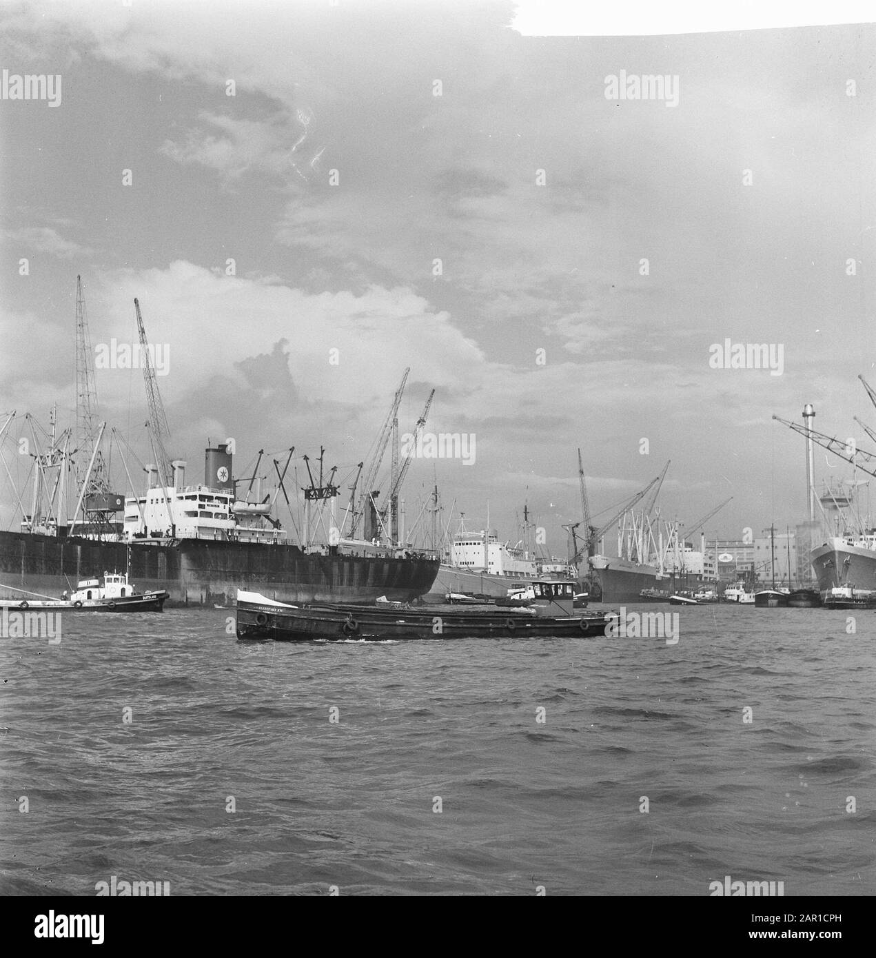 Harbour views rotterdam ships hi-res stock photography and images - Alamy