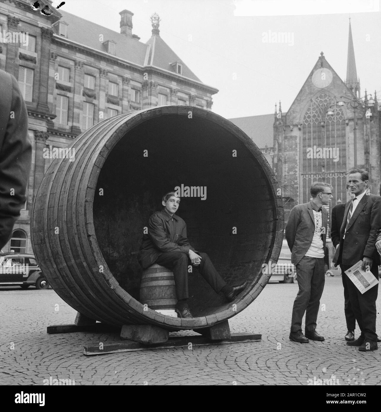 Woningnood, Jan Koster in a ton on Dam Dam Date: September 13, 1965 ...