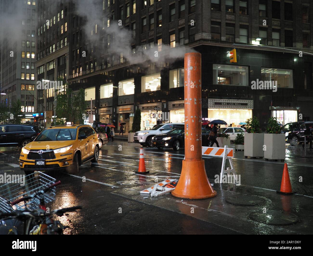 Steam new york manhole hi-res stock photography and images - Alamy