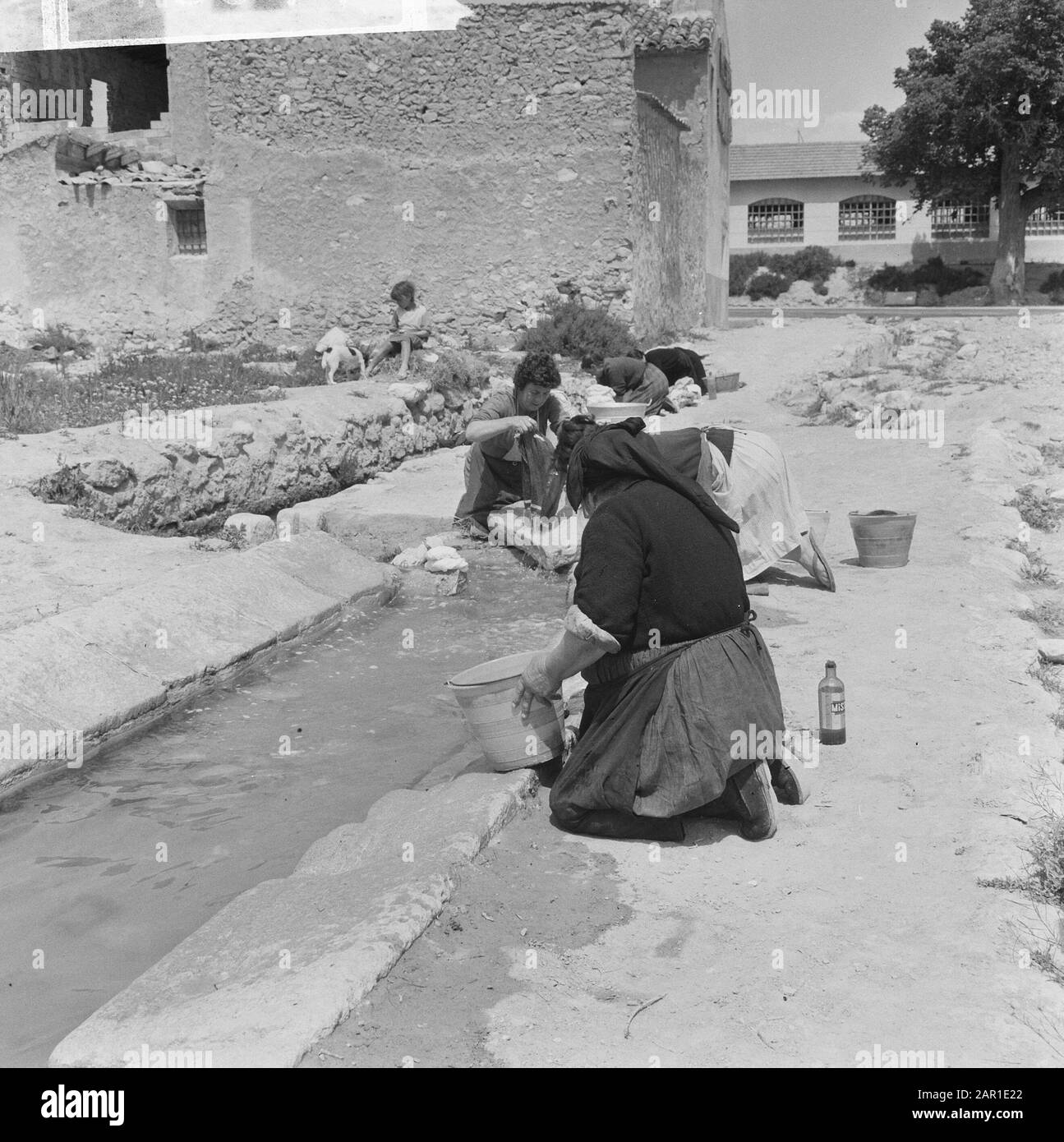 Women doing their laundry hi-res stock photography and images - Alamy
