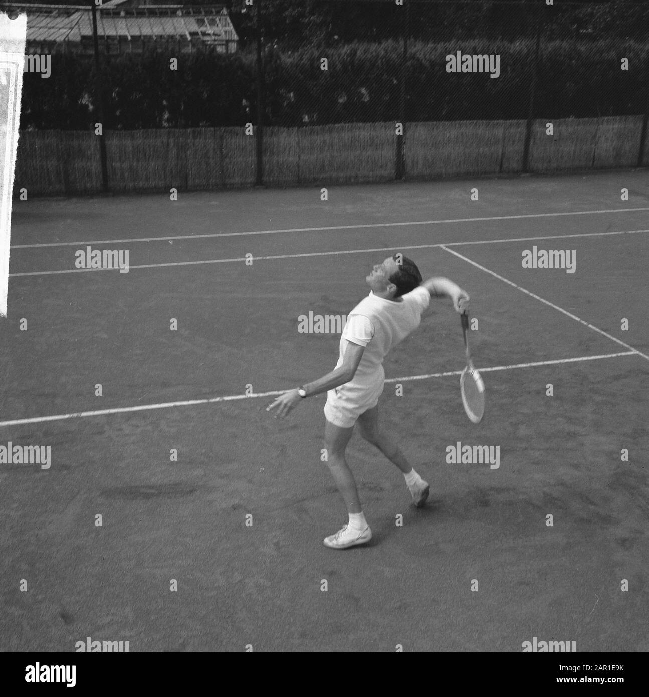 Tennis at Santpoort, Tom Okker in action Date: 30 July 1965 Location: Santpoort Keywords: TENNIS ...