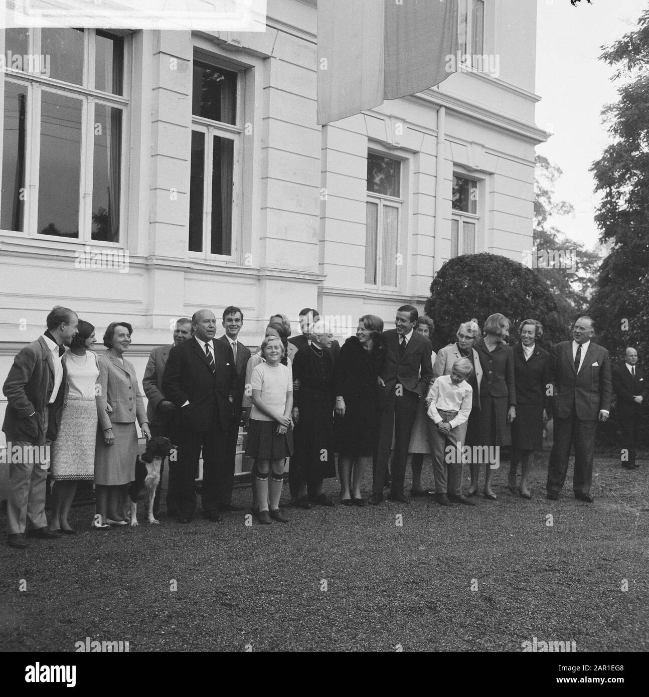 1965 house family hi-res stock photography and images - Alamy