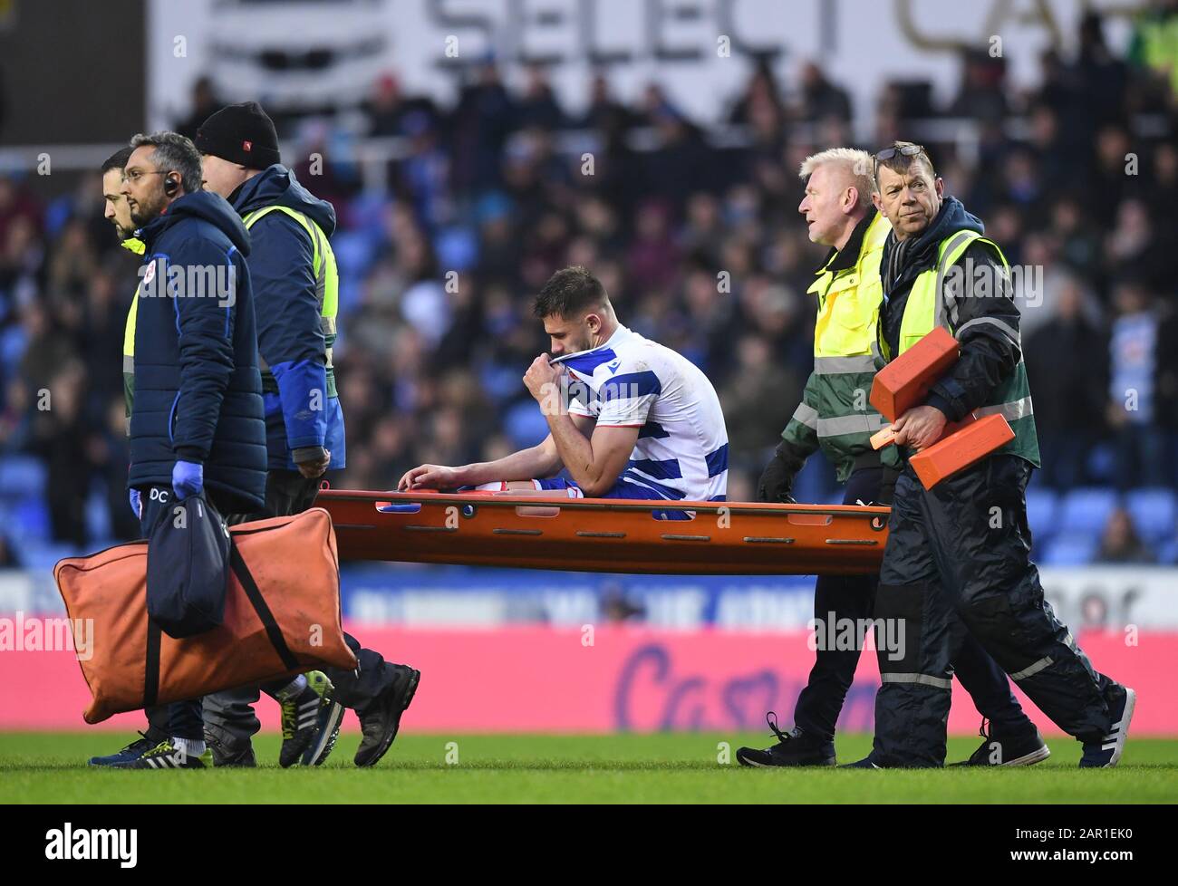 English league soccer football stretcher hi-res stock photography and ...