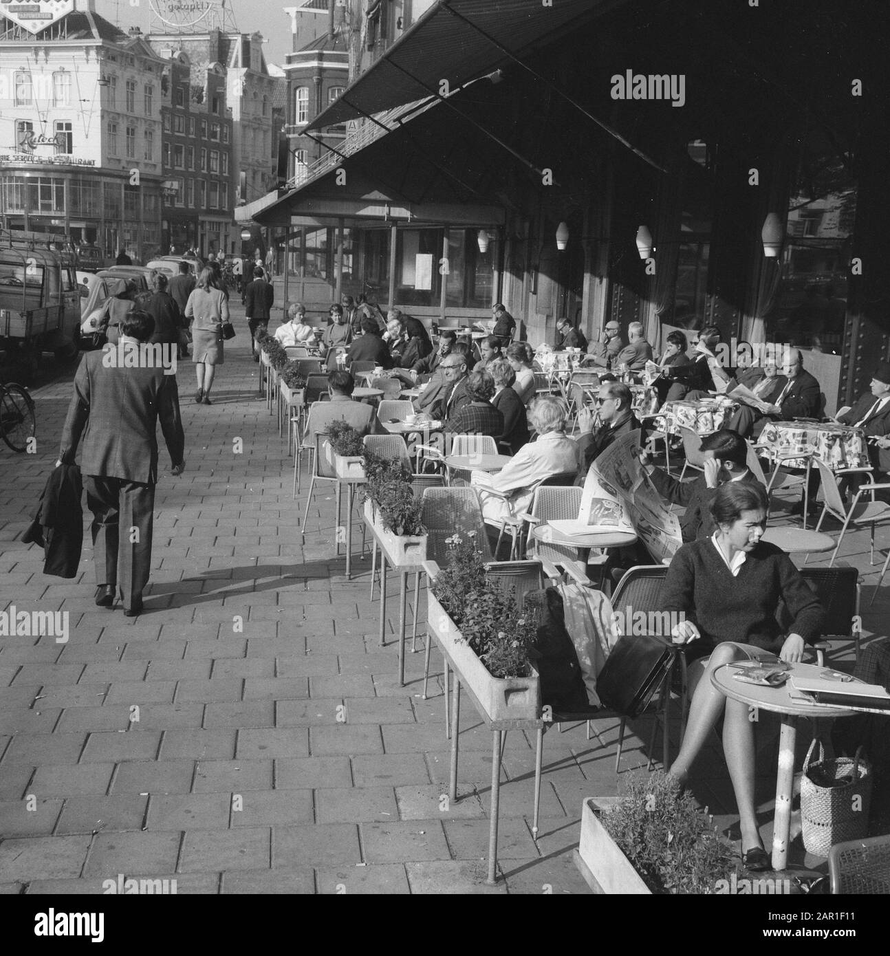 Summer day crowds on terraces Rembrandtsplein Date: 5 October 1965 ...