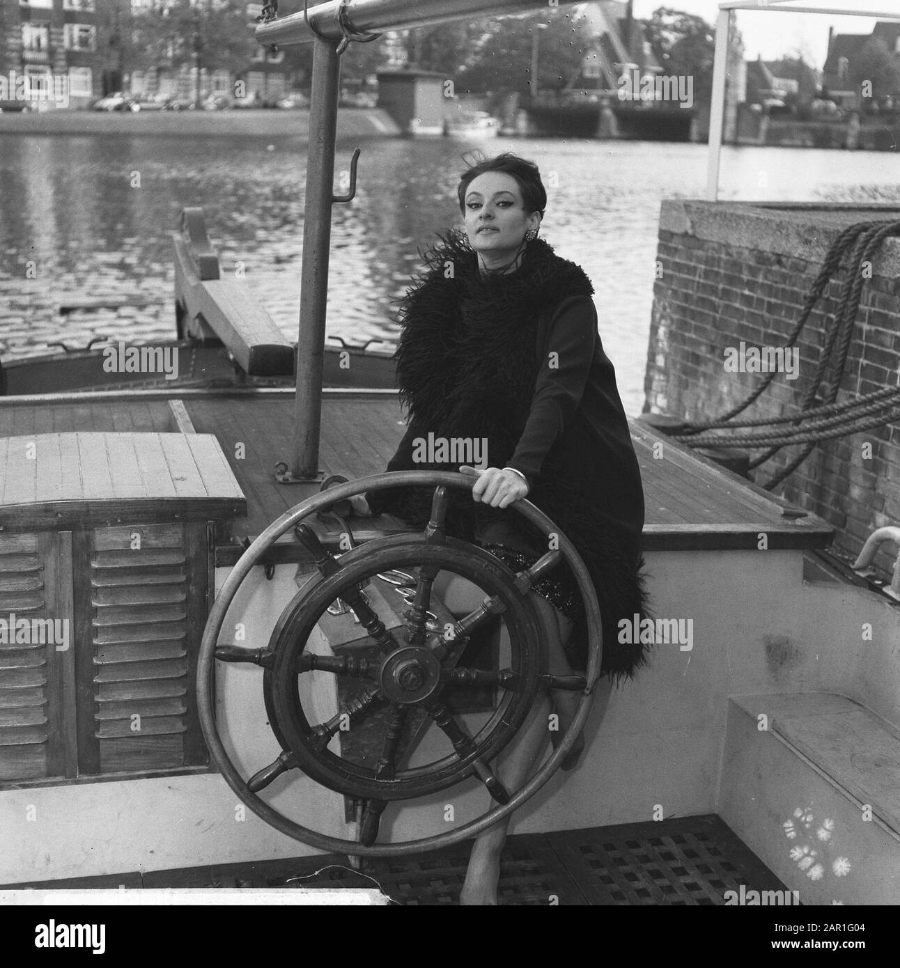 French chansonnière Barbara in Amsterdam singers, barges, Serf, Monique ...