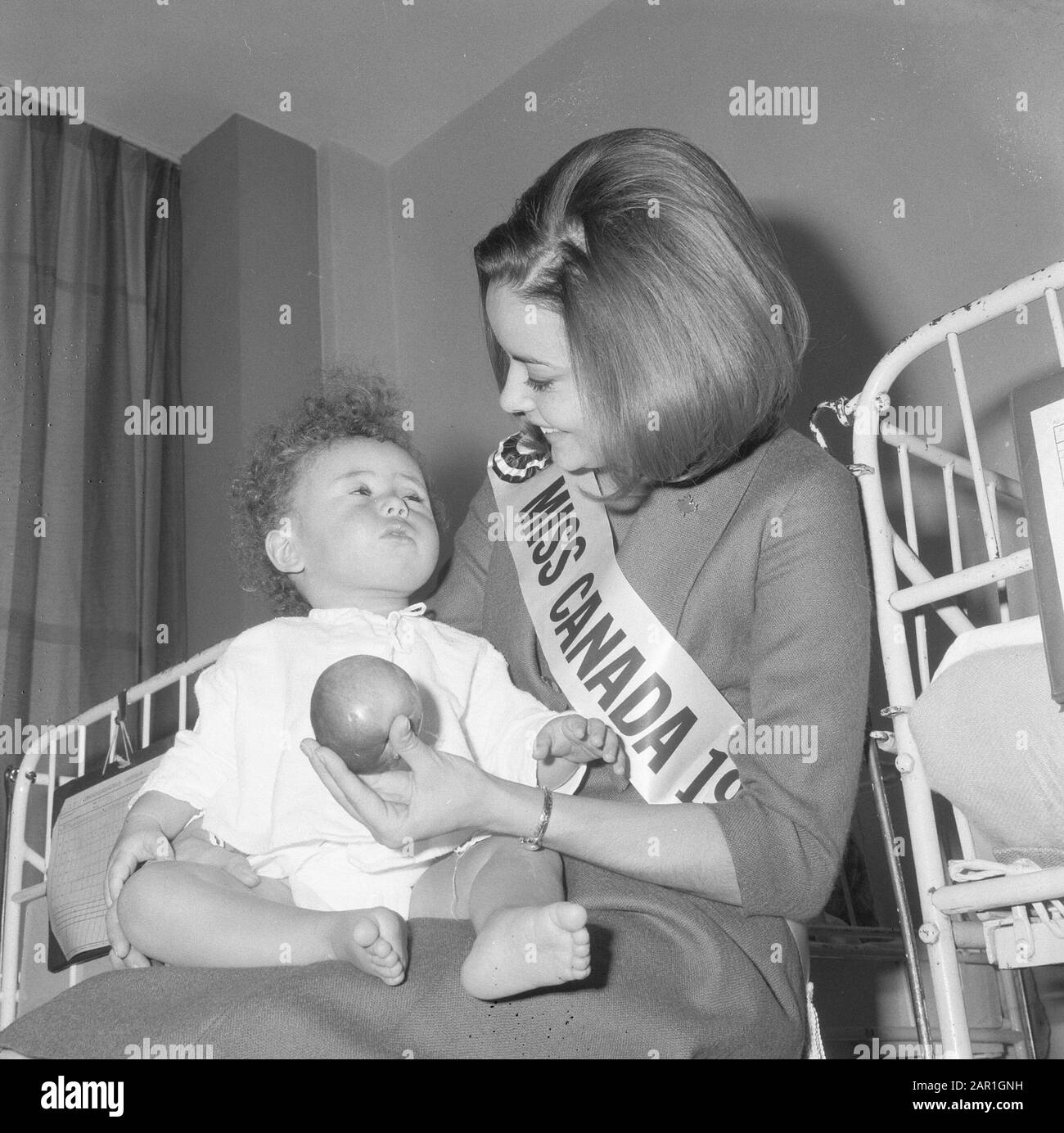 Miss Canada Linda Douma during a visit to the Emma Children's Hospital ...