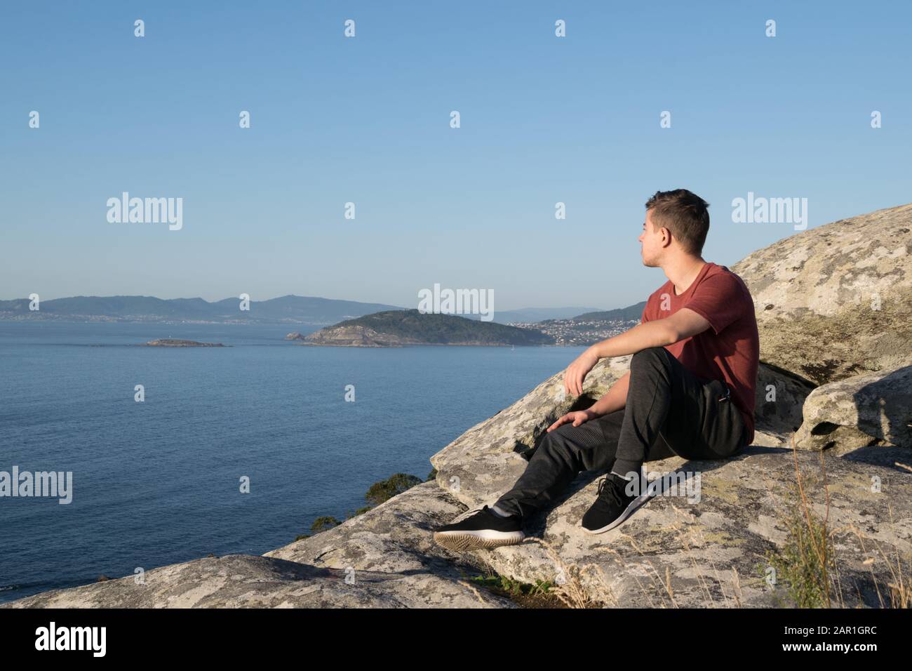 Boy on cliff sea hi-res stock photography and images - Alamy