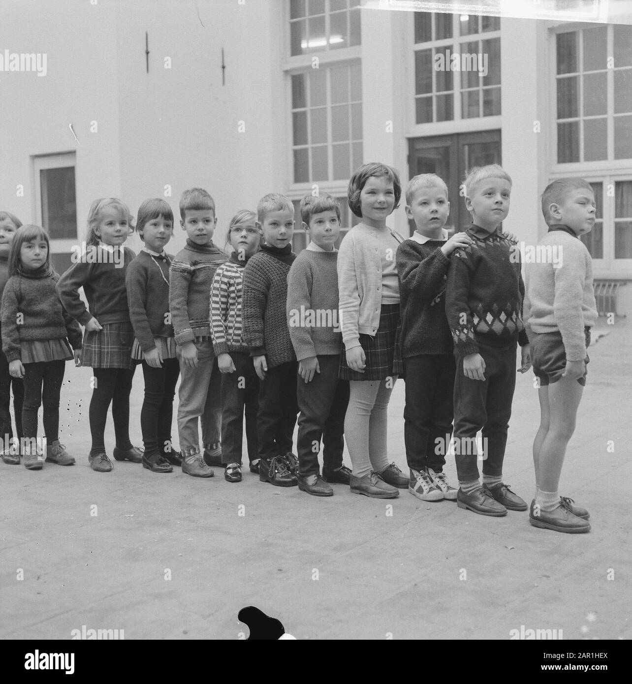 Schoolchildren at a glance children Date: 10 November 1965 Keywords ...