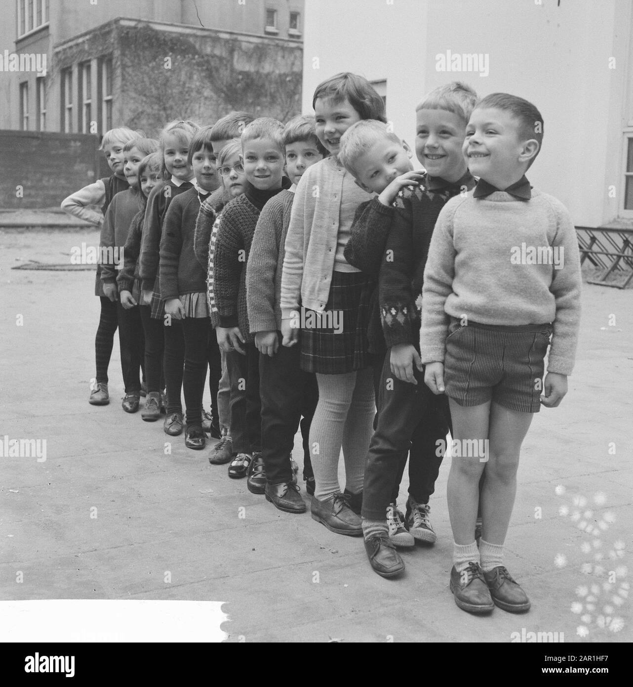 Schoolchildren at a glance children Date: 10 November 1965 Keywords ...