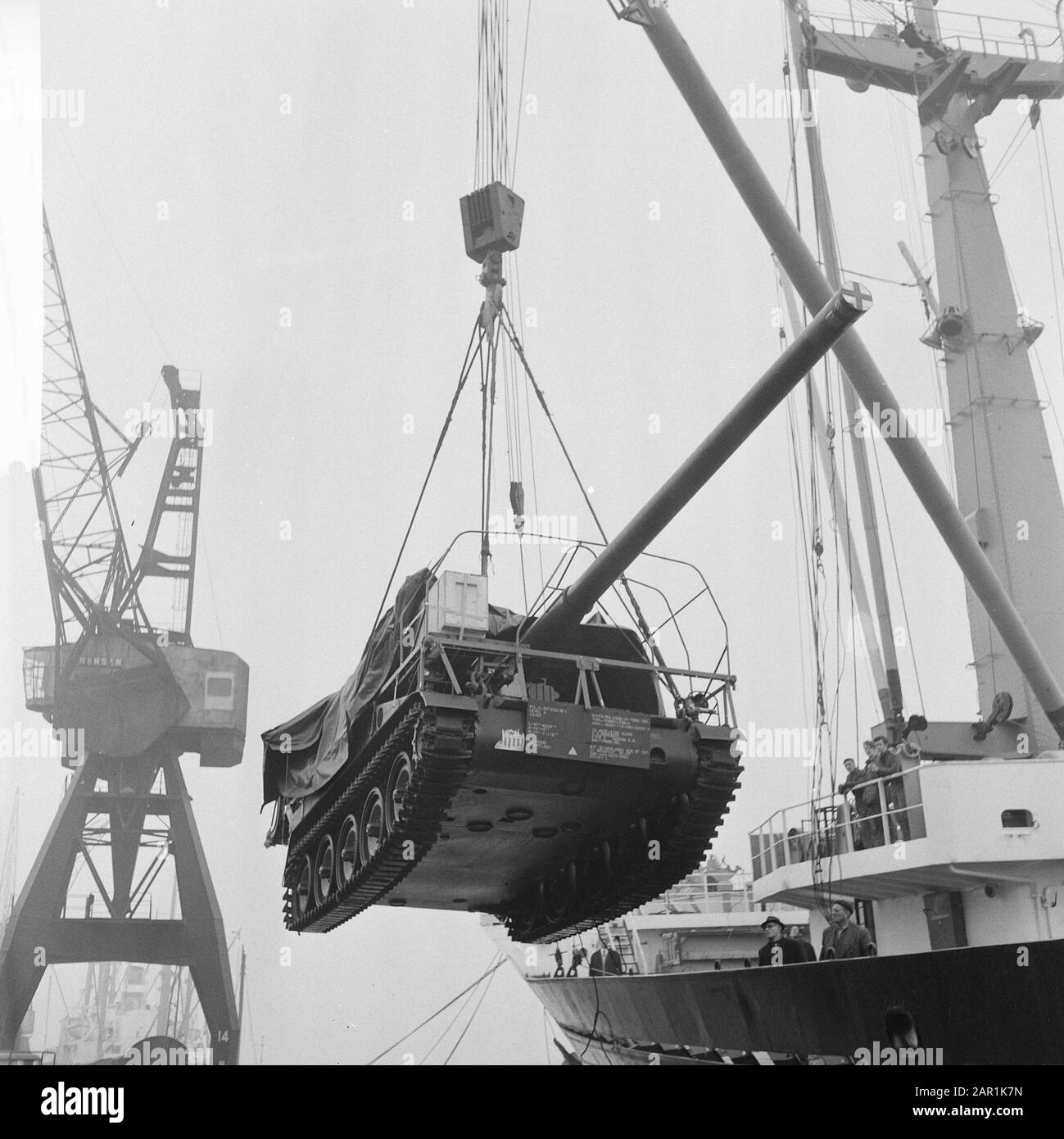 Howitsers 175 mm, arriving from America in Rotterdam will be loaded ...