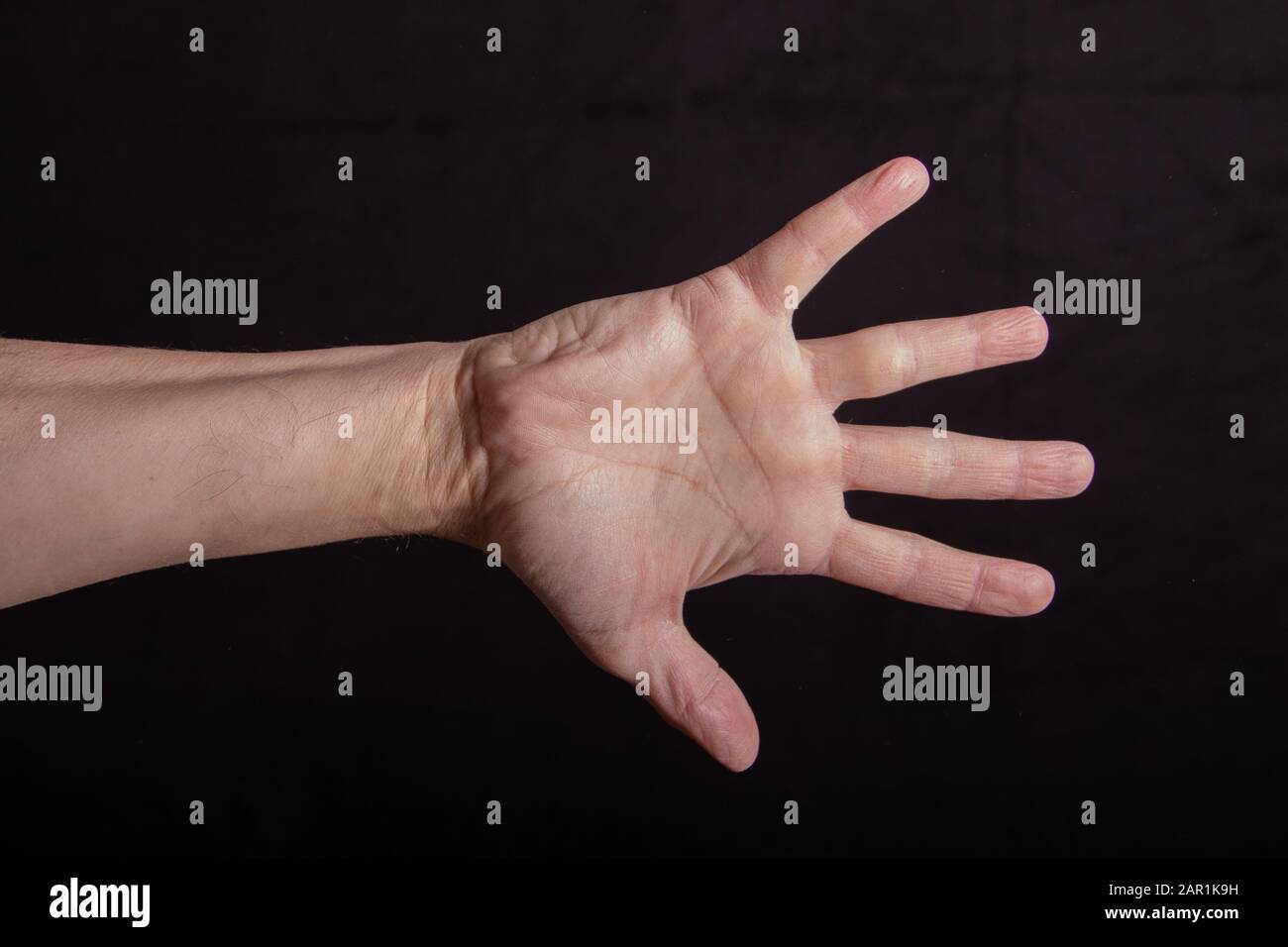 hand counts five, five fingers outstretched, sign for five Stock Photo ...