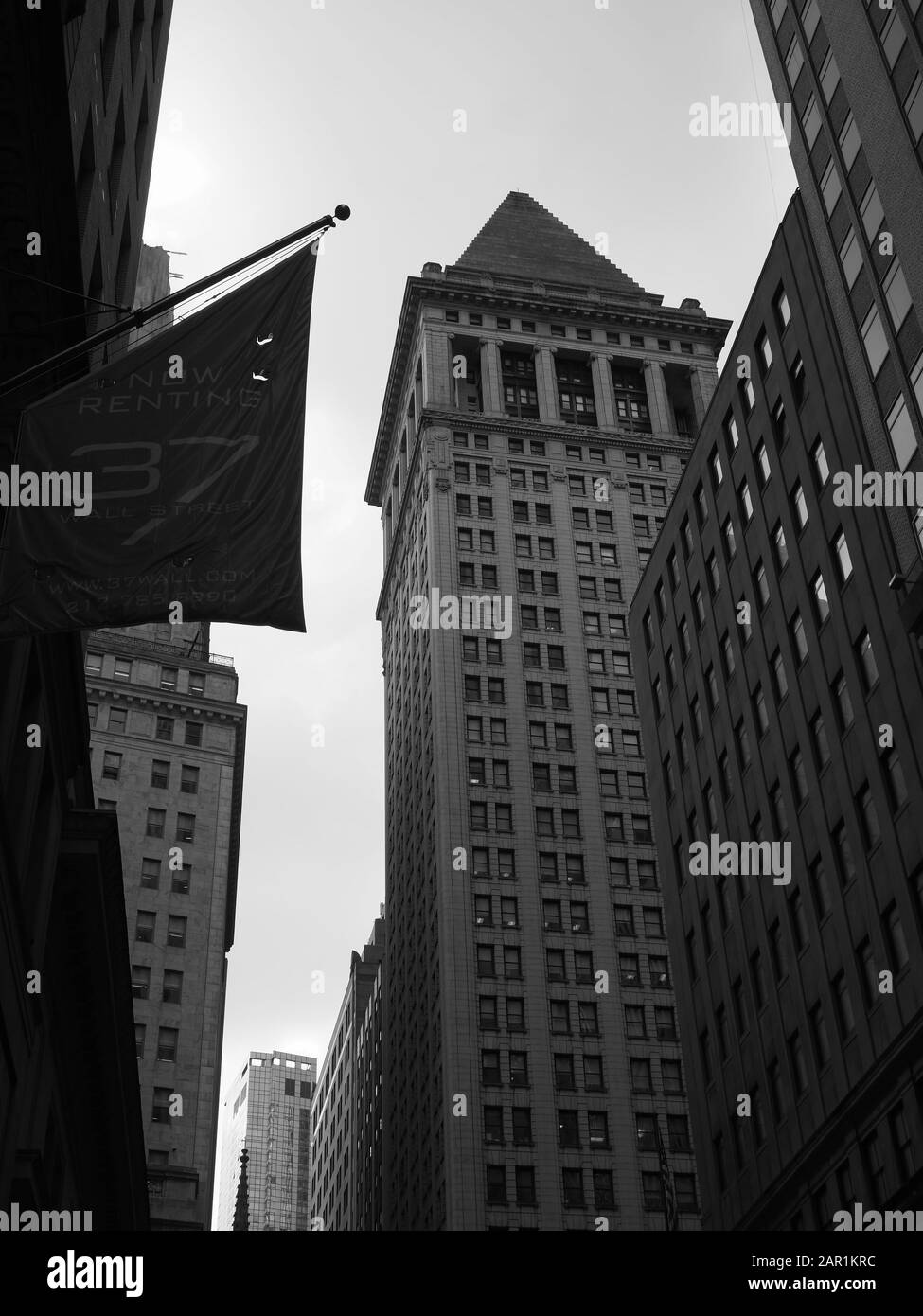 Manhattan pyramid building hi-res stock photography and images - Alamy
