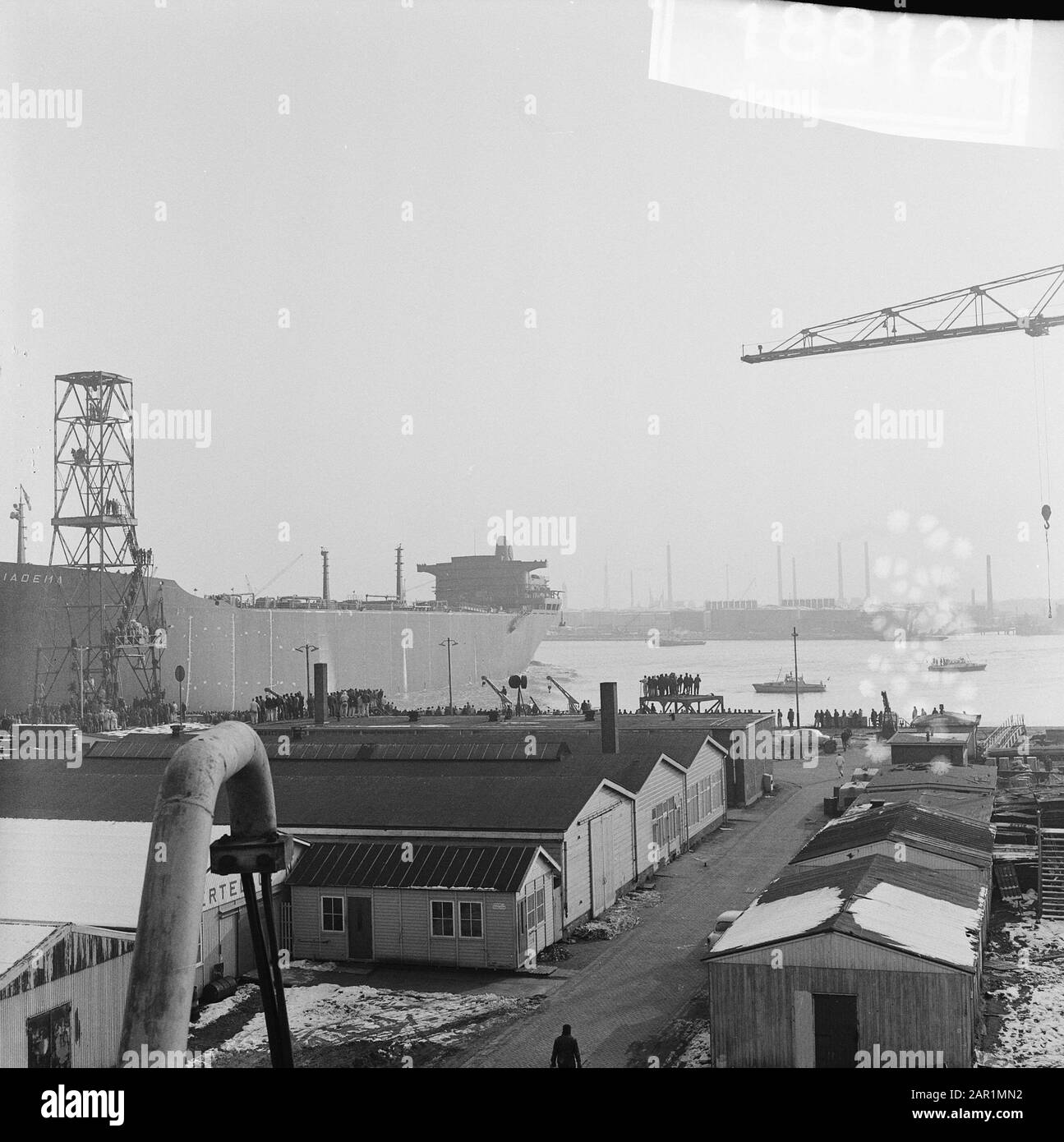 Shell tanker hi-res stock photography and images - Alamy