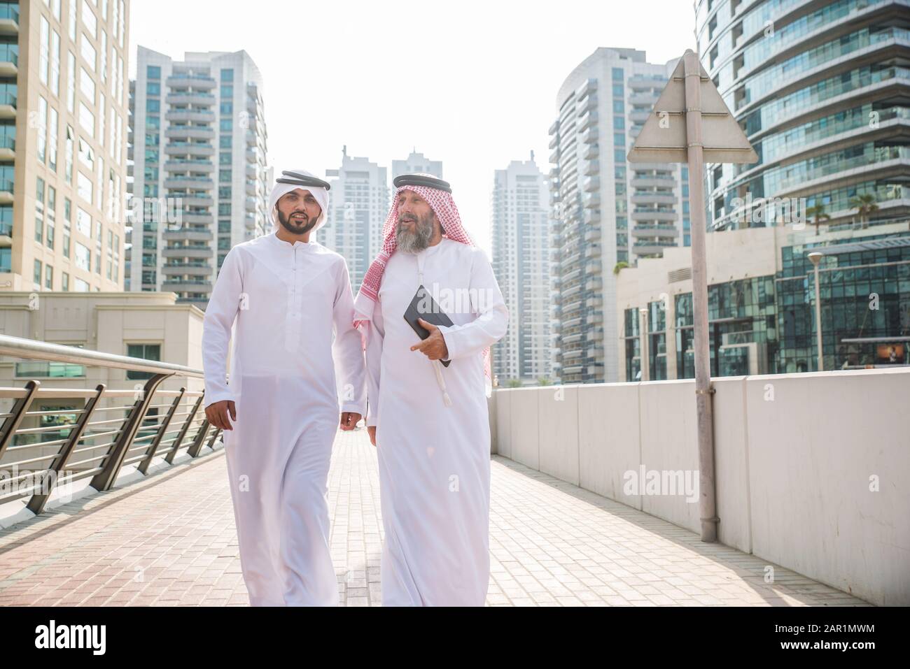 Saudi businessmen in traditional clothes hi-res stock photography and ...