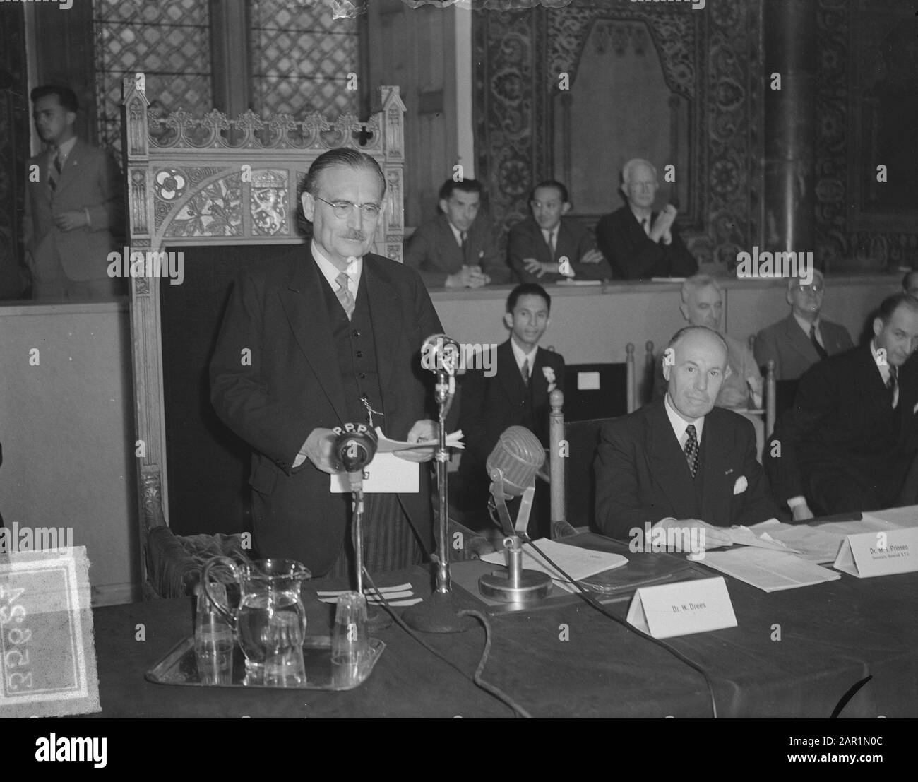 Round table conference hi-res stock photography and images - Alamy