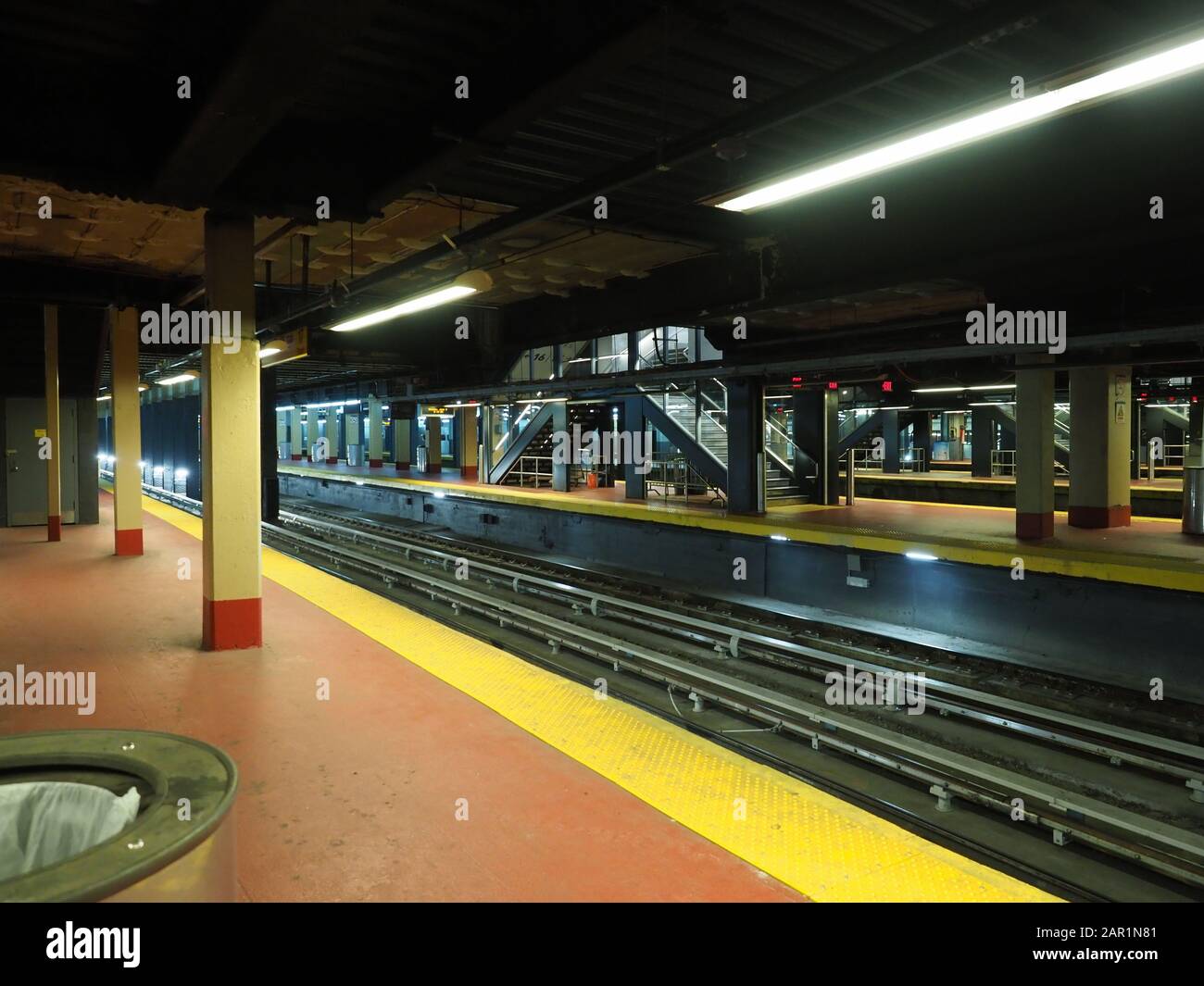 LIRR train platforms Stock Photo - Alamy