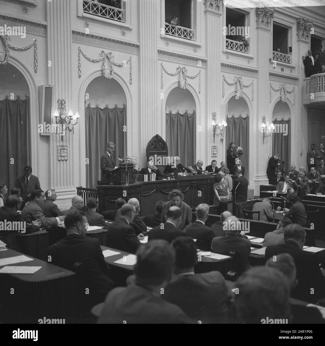 Overview government table hi-res stock photography and images - Alamy