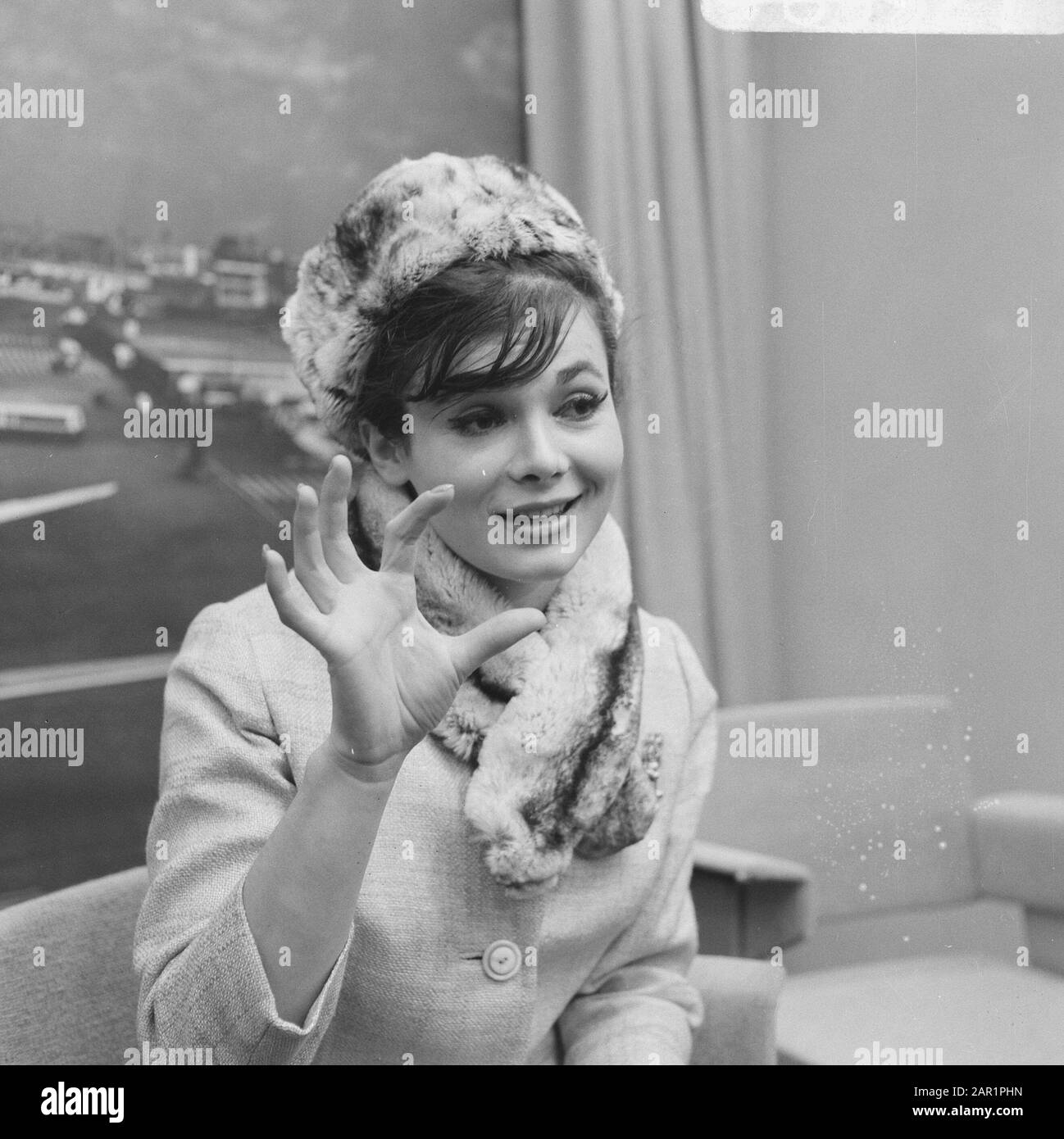 Gila Golan (Polish film star) at Schiphol Date: 23 March 1966 Location ...