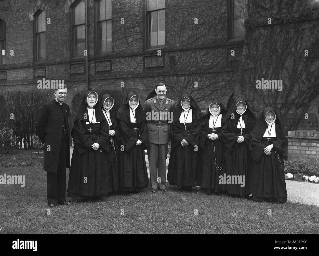 Prince Bernhard amid monastic nuns Date: December 10, 1945 Keywords ...