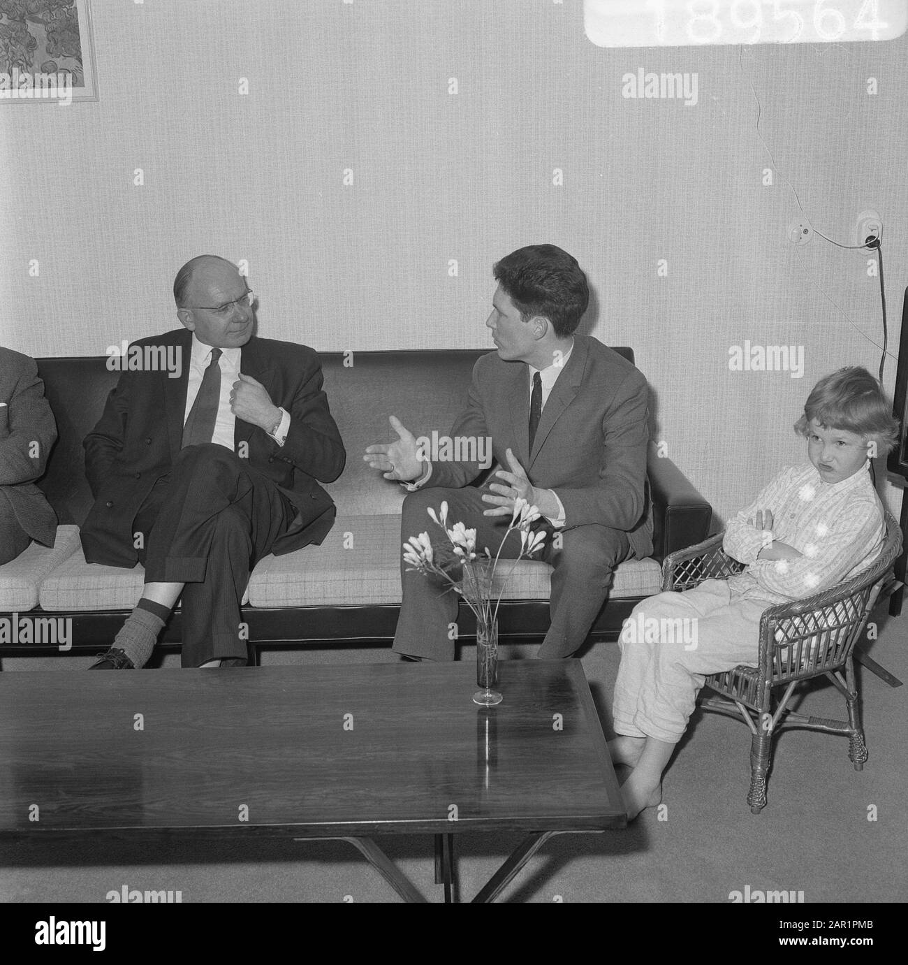 Minister Vondeling at home Date: 21 March 1966 Keywords: house visits ...