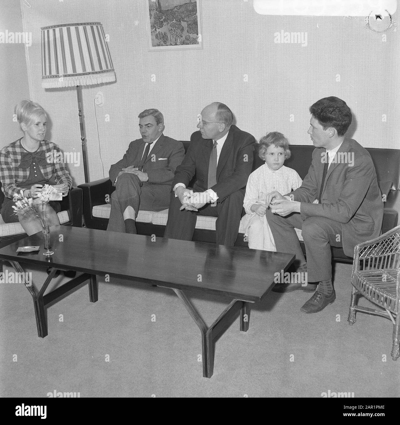 Minister Vondeling at home visit, Minister Vondeling visiting the ...