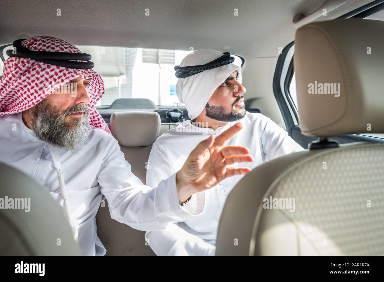 Saudi businessmen in traditional clothes hi-res stock photography and ...