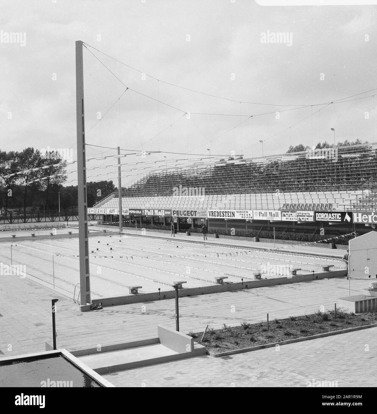Swimming pool Den Hommel in Utrecht, with stands Date: June 29, 1966 ...
