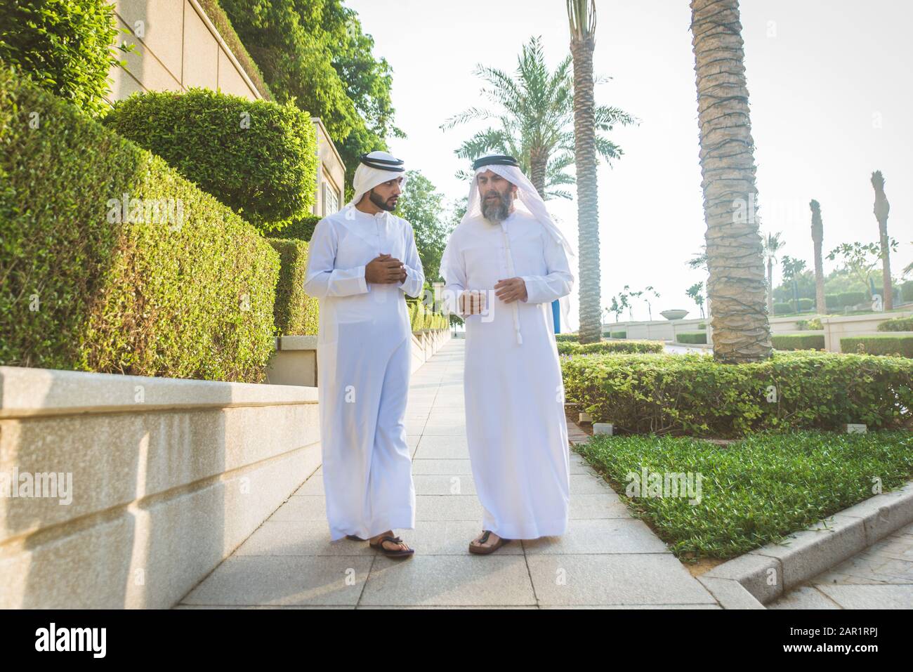 Saudi businessmen in traditional clothes hi-res stock photography and ...