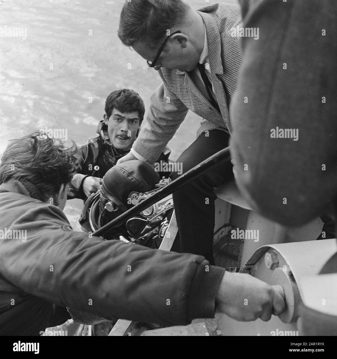 Diving marathon Jan Vos failed, Jan Vos emerges Date: July 16, 1966 ...