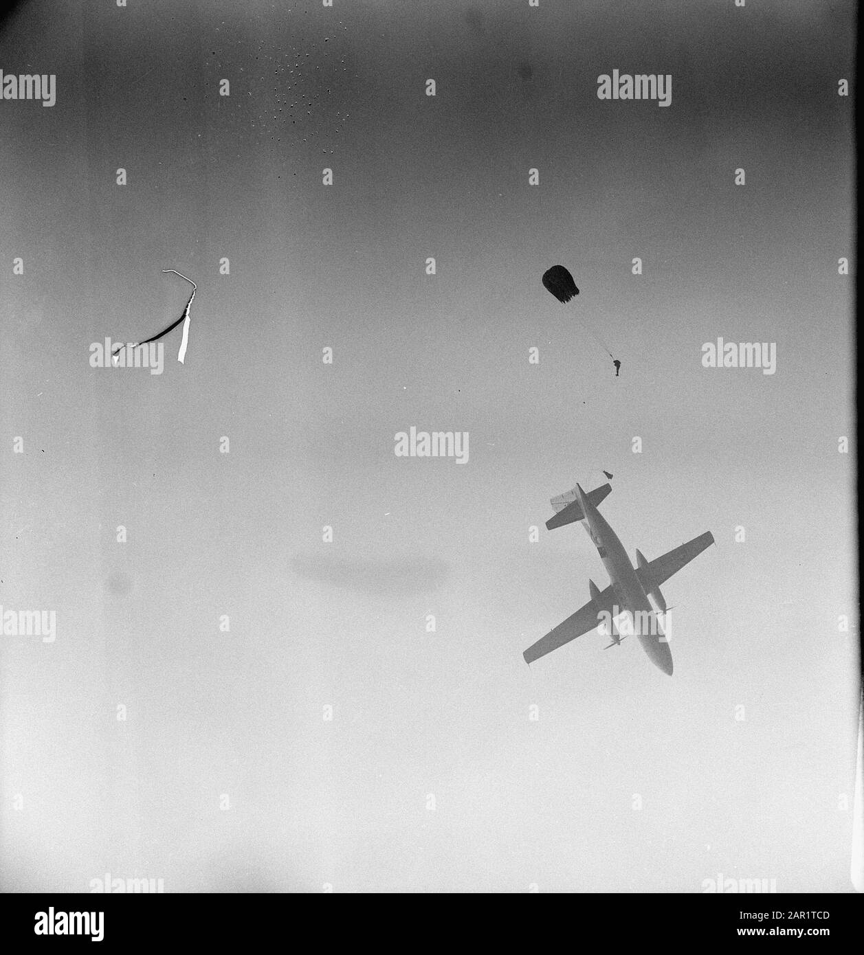 Parachute training at Gilze-Rijen (NB) Date: 19 May 1966 Location ...