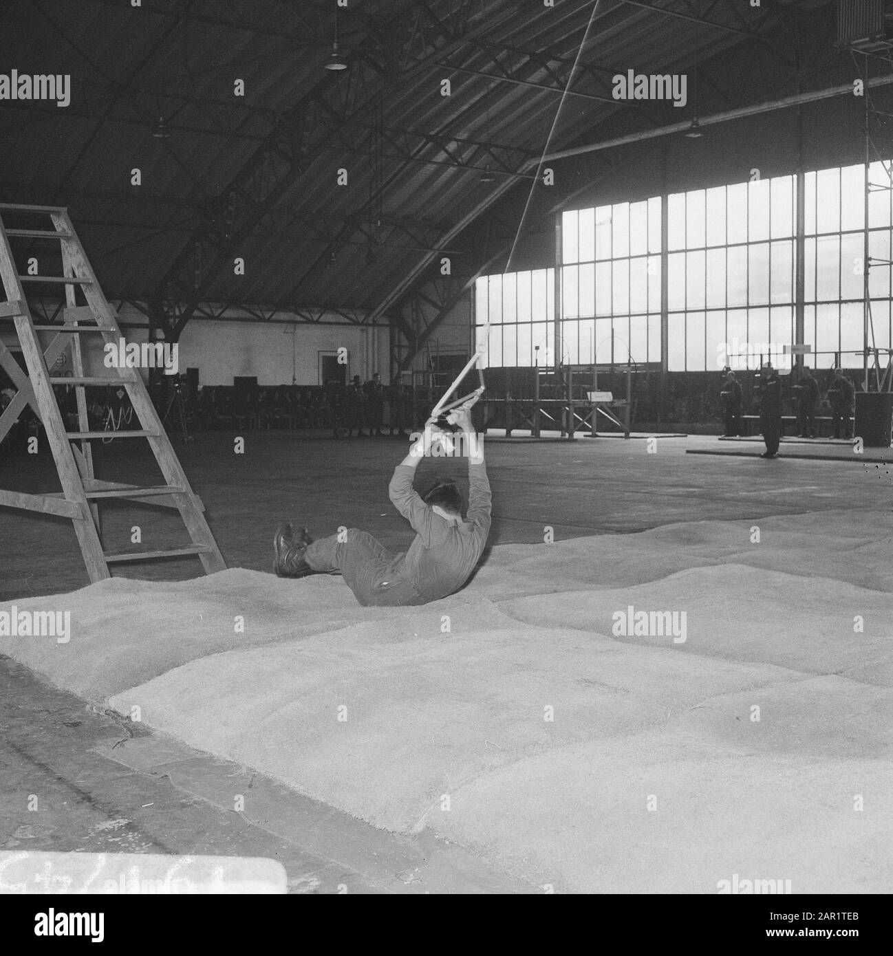 Parachute training hi-res stock photography and images - Alamy